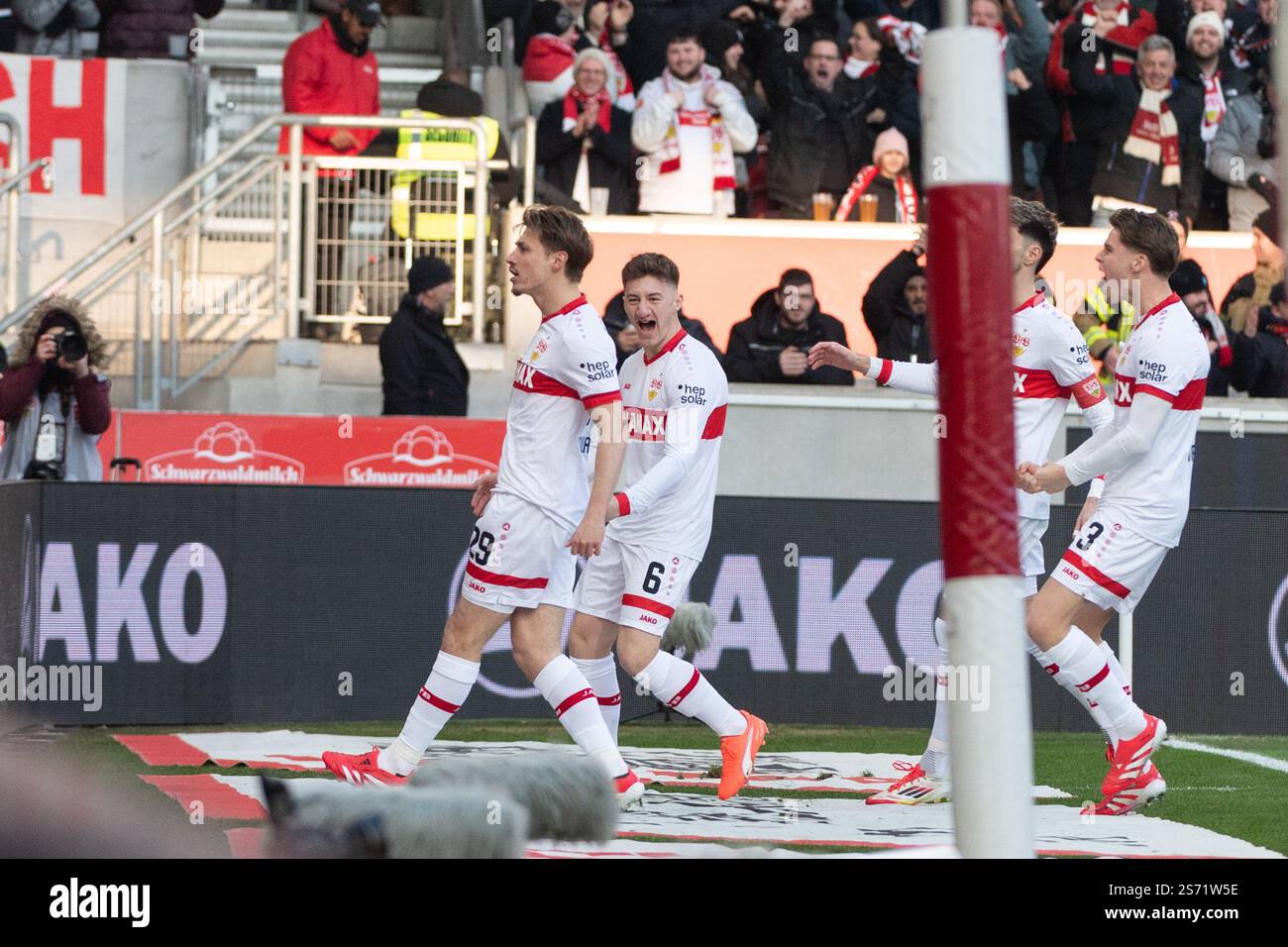 Tor zum 1:0 durch Anthony Rouault (VfB Stuttgart #29), Torjubel, Jubel ...