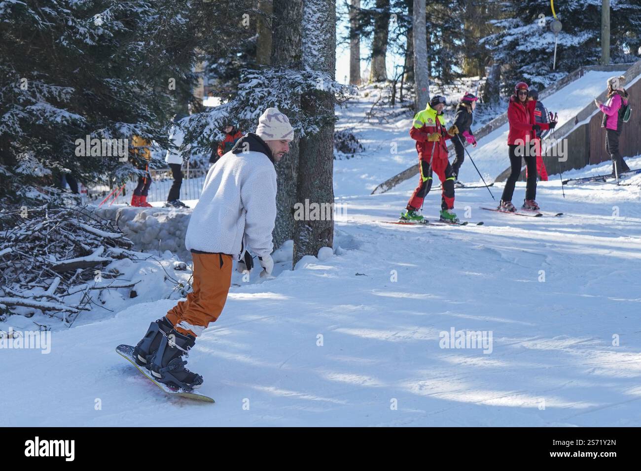 Zagreb, Croatia. 18th Jan, 2025. People enjoy sunny weather, skiing and ...