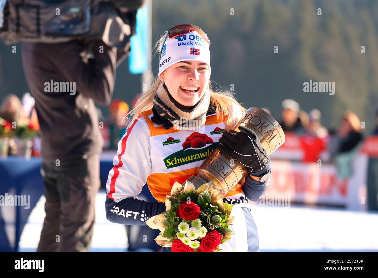 Schonach, Deutschland. 18th Jan, 2025. Ida Marie Hagen (Norwegen) stemmt den Schwarzwaldpokal ...
