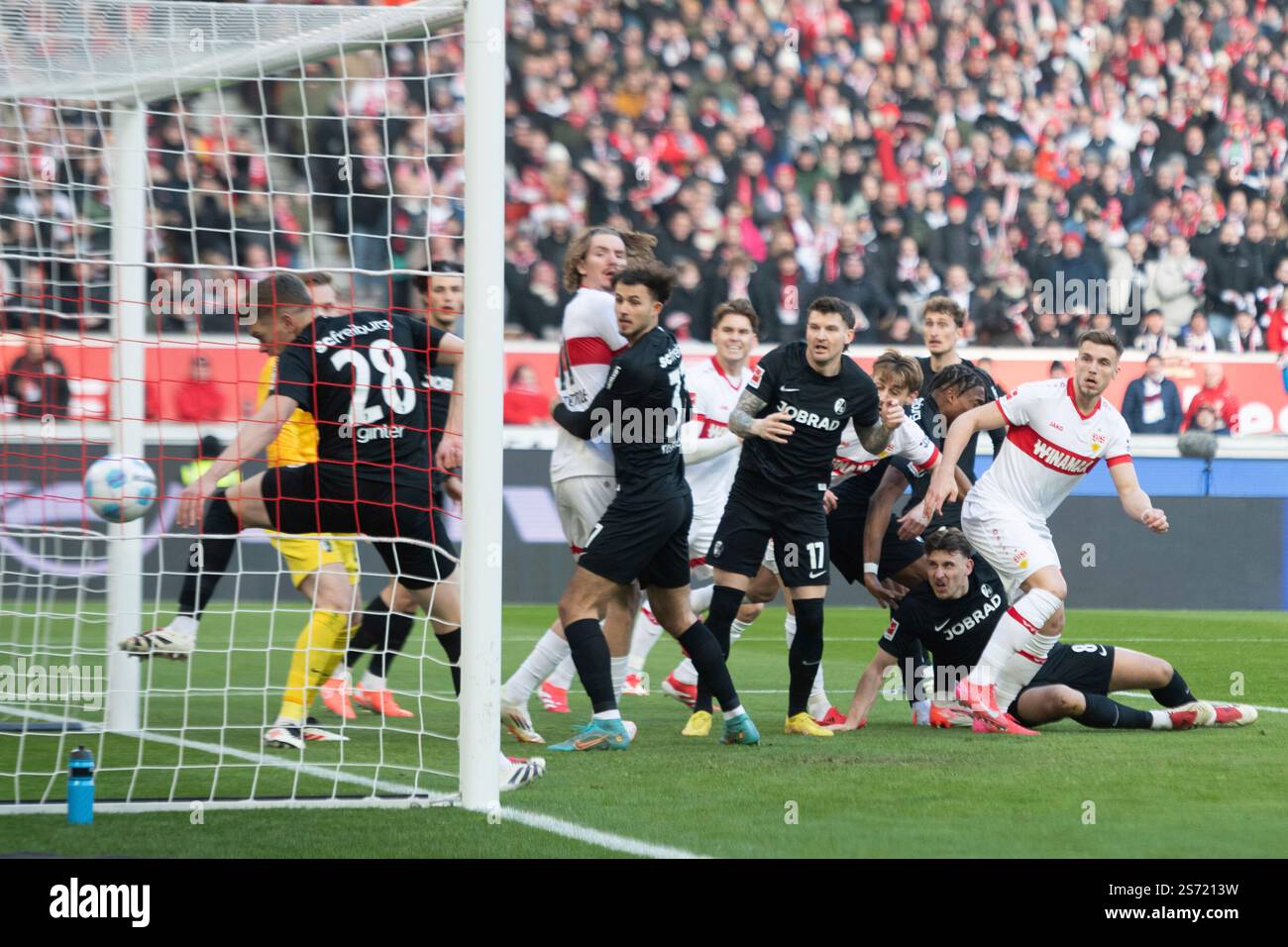 Stuttgart, Deutschland. 18th Jan, 2025. Tor zum 1:0 durch Anthony ...