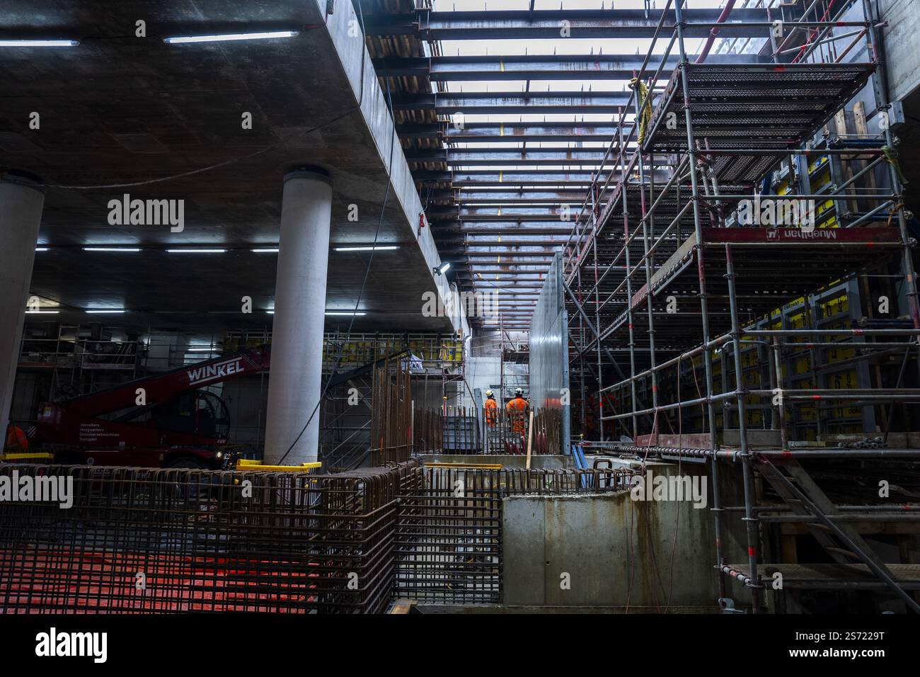 Amsterdam construction workers carry hi-res stock photography and ...