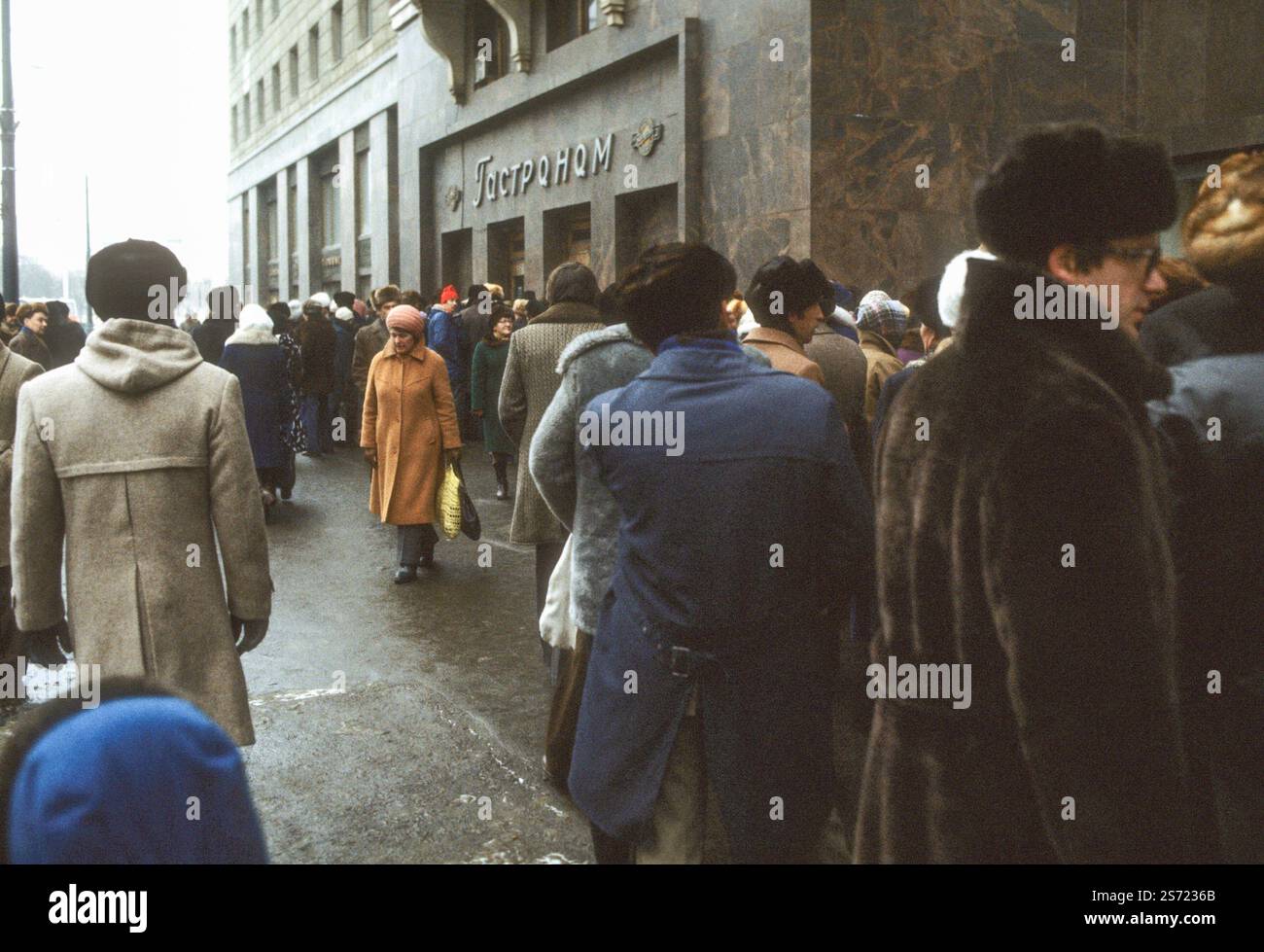 Queue outside a shop hi-res stock photography and images - Alamy