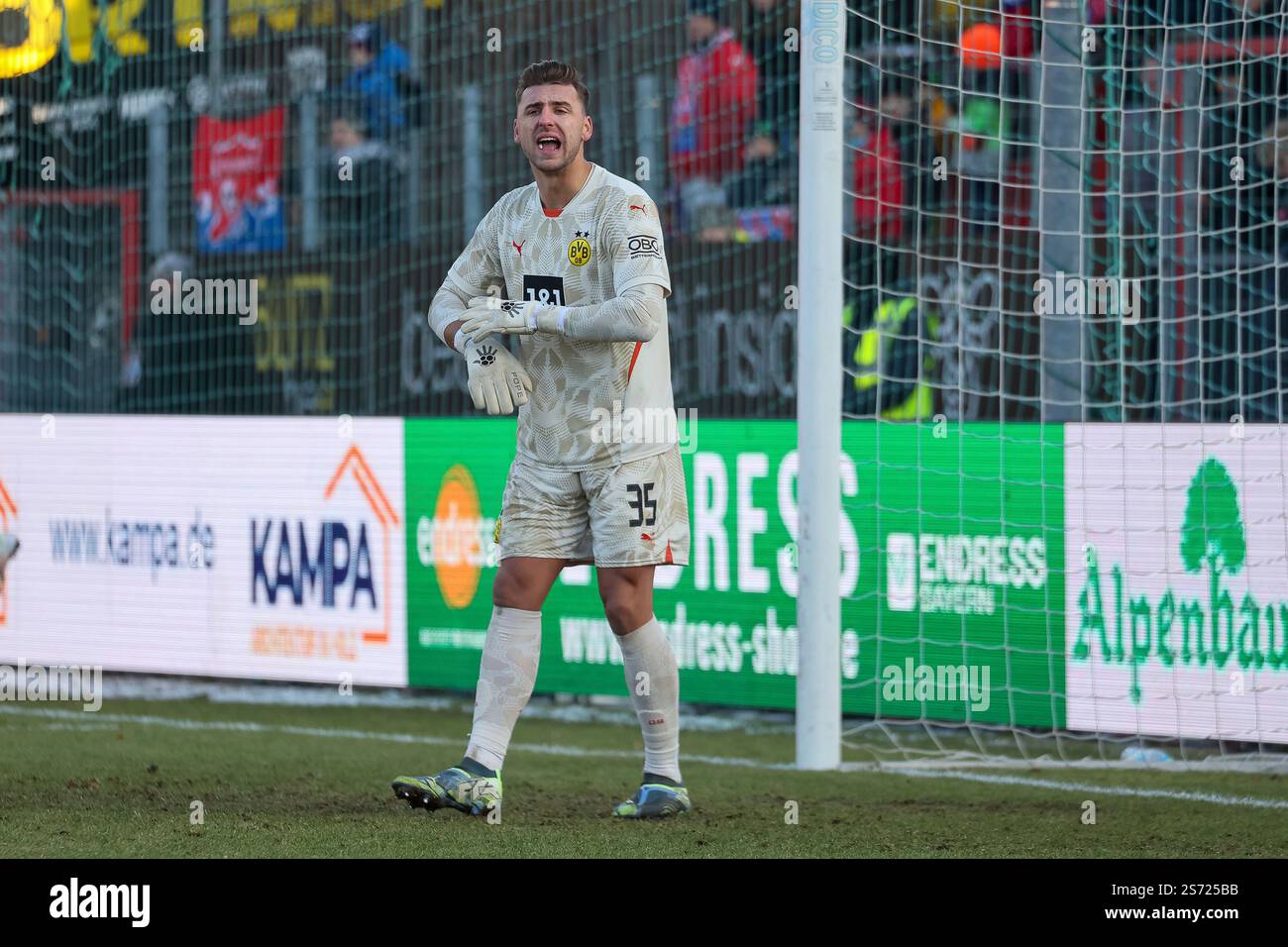 Unterhaching, Deutschland. 18th Jan, 2025. Marcel Lotka (Borussia ...