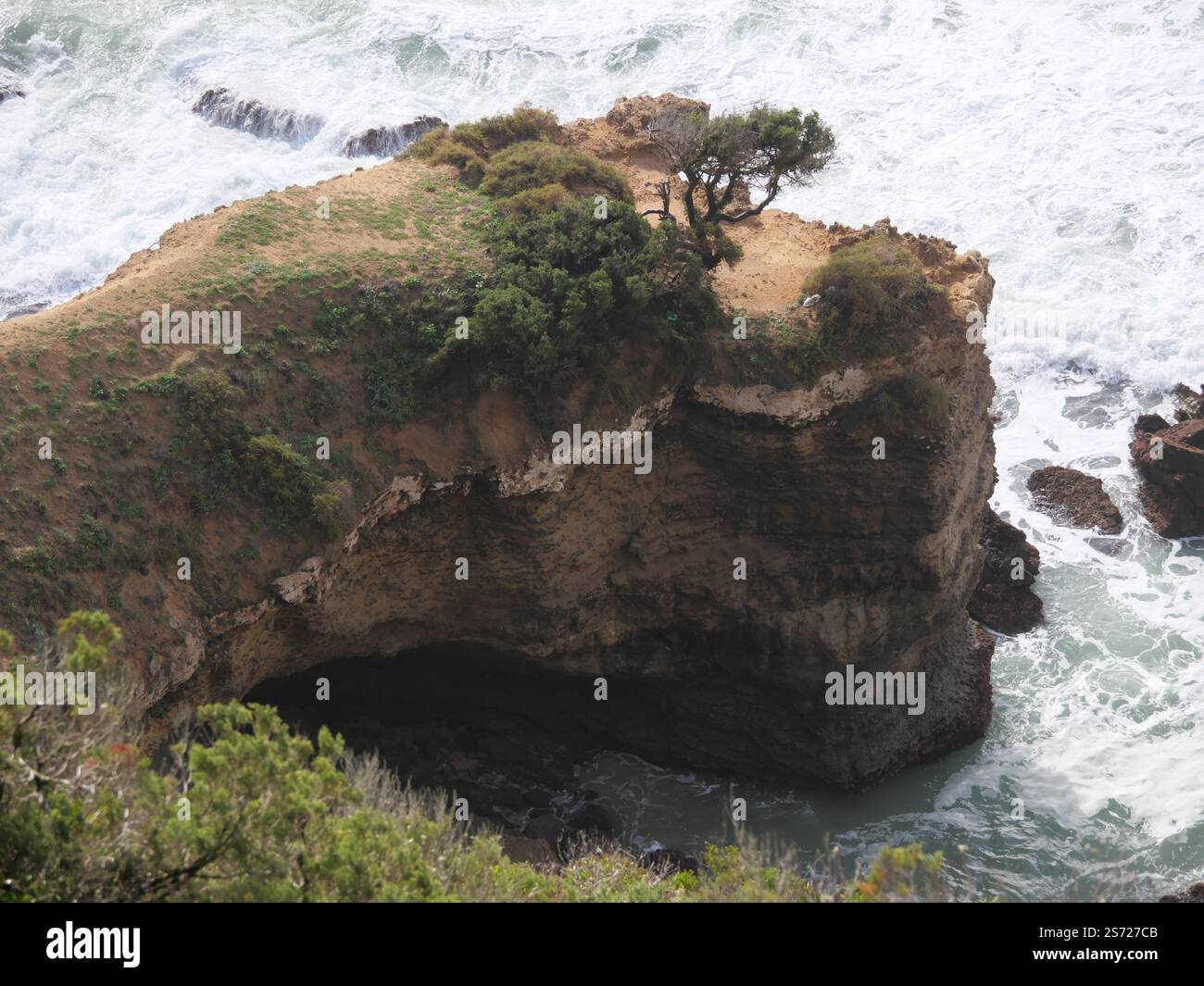 Rock formation with rock gate on the Atlantic Ocean in the Parque ...