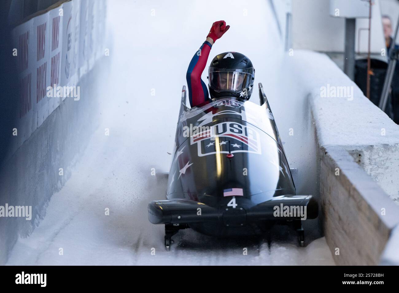 Kaysha Love (USA) jubelt im Ziel ueber das sichere Podium, AUT, IBSF ...