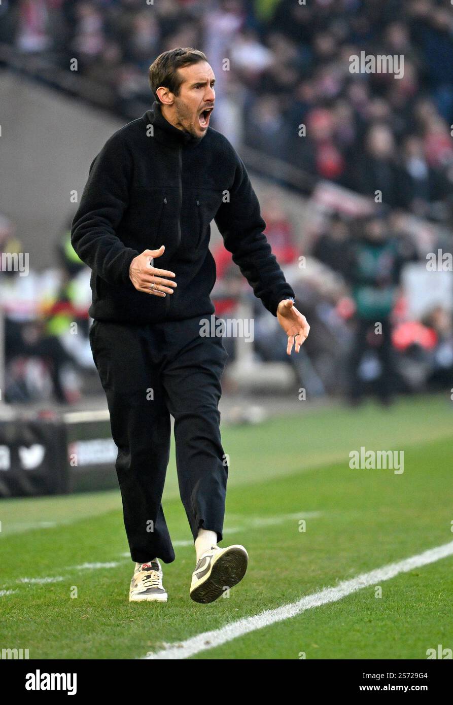 Trainer Coach Julian Schuster SC Freiburg SCF am Spielfeldrand Gestik Geste ruft schreit VfB ...