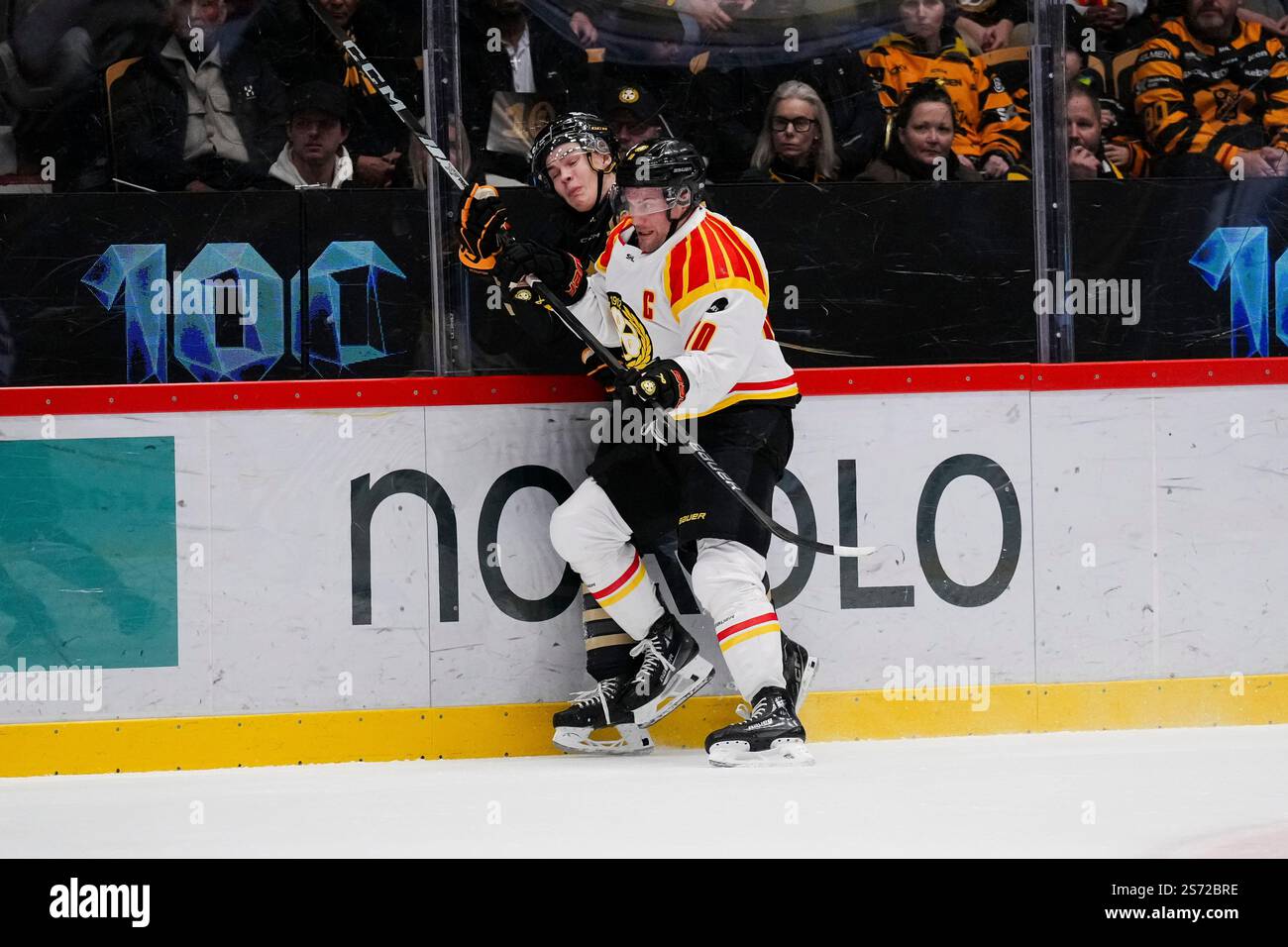 250118 Skellefteås Axel Sandin Pellikka och Brynäs Johan Larsson under ...