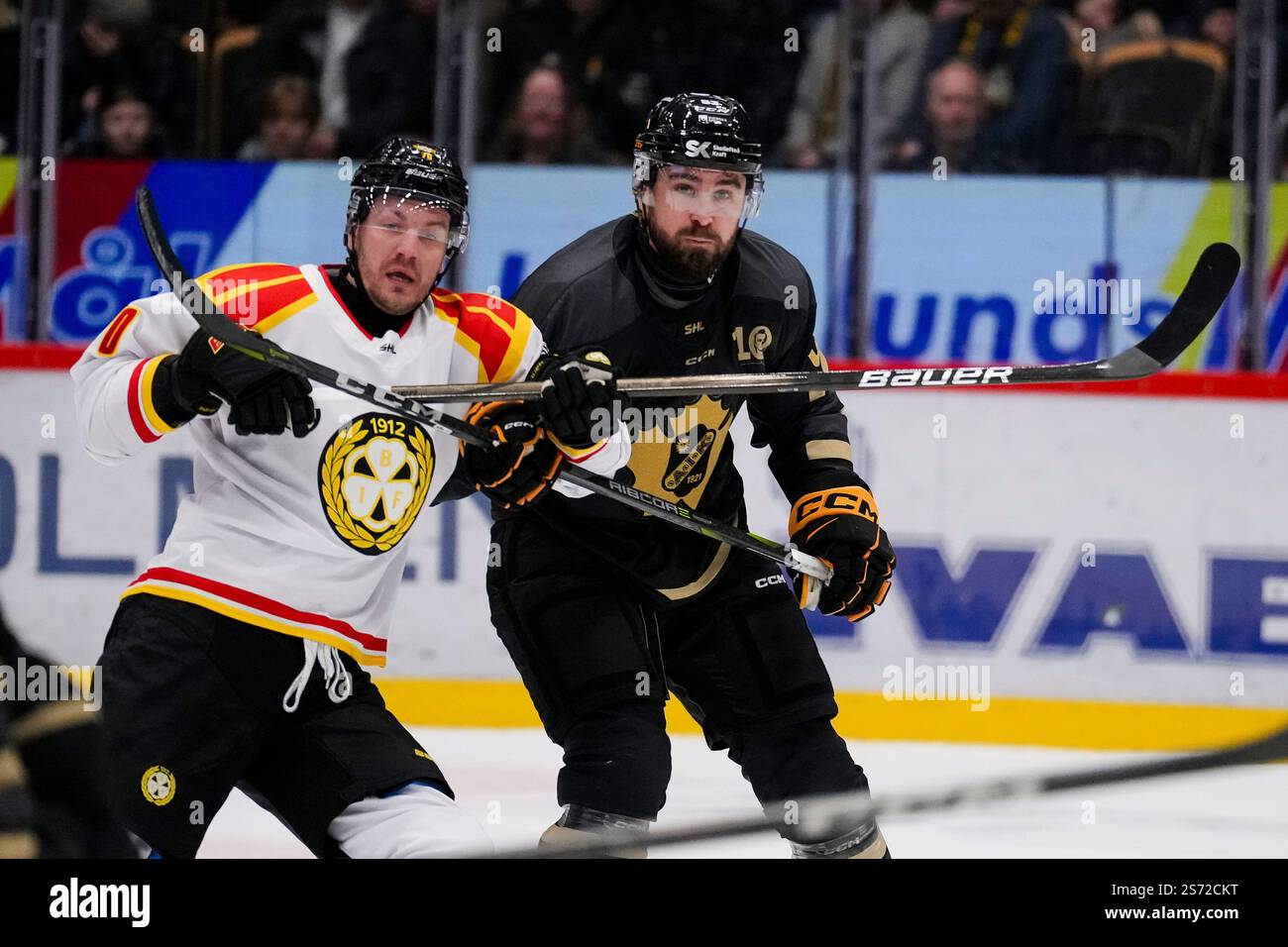 250118 Brynäs Michal Svrcek och Skellefteås Luke Witkowski under ...