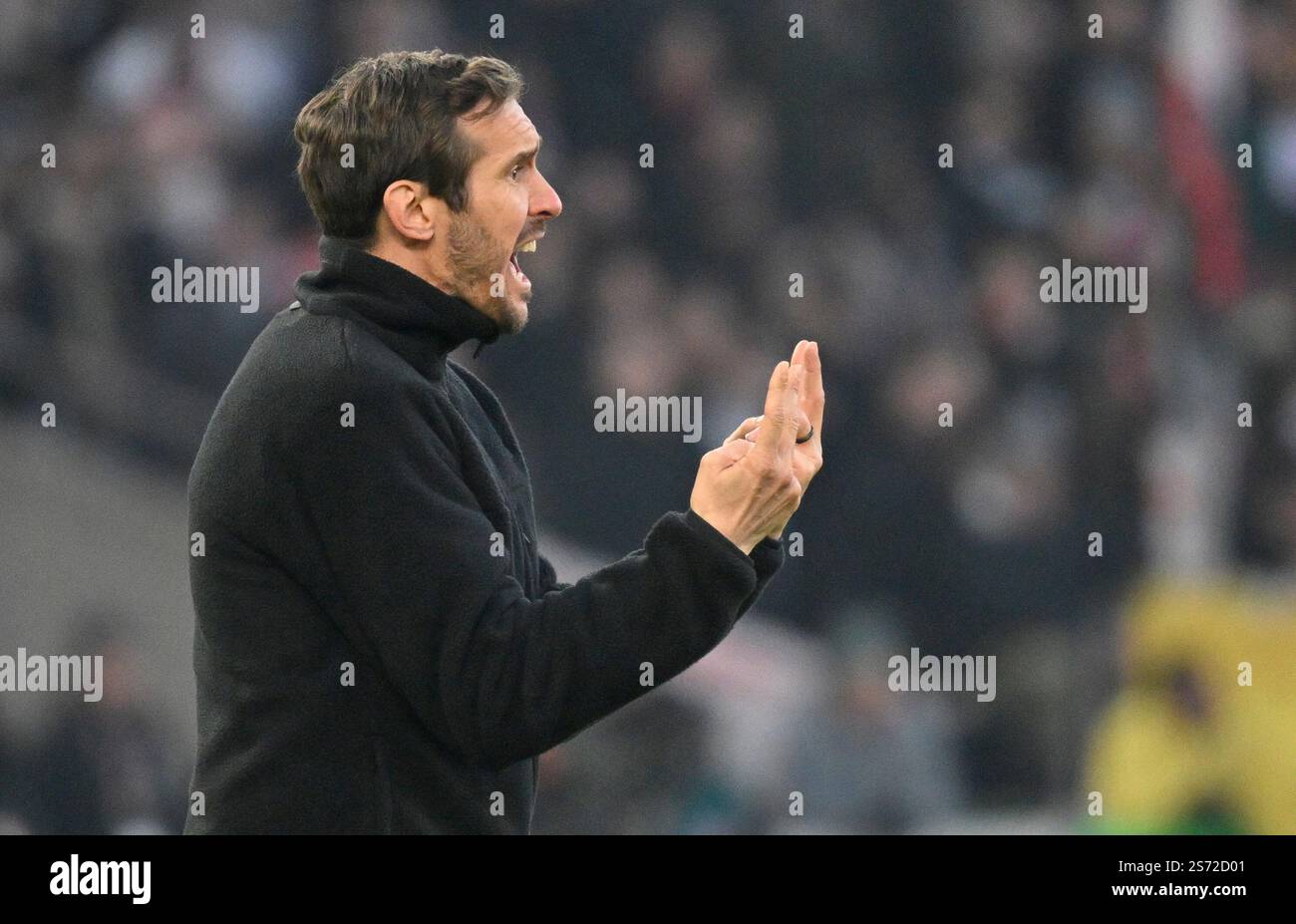Trainer Coach Julian Schuster SC Freiburg SCF am Spielfeldrand Gestik ...
