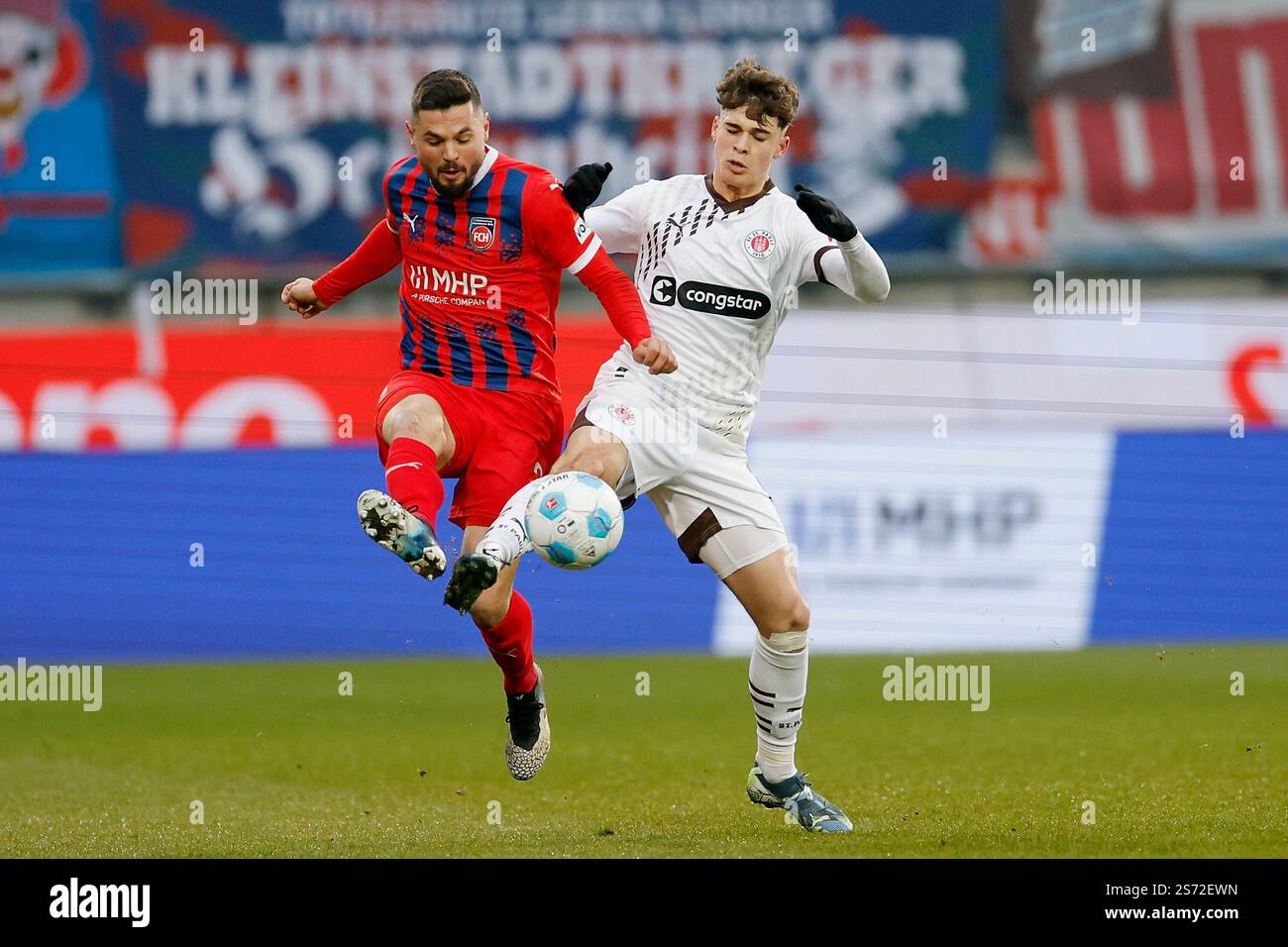 v.l. Marnon Busch (1.FC Heidenheim, 2) und Noah Weisshaupt (FC St ...