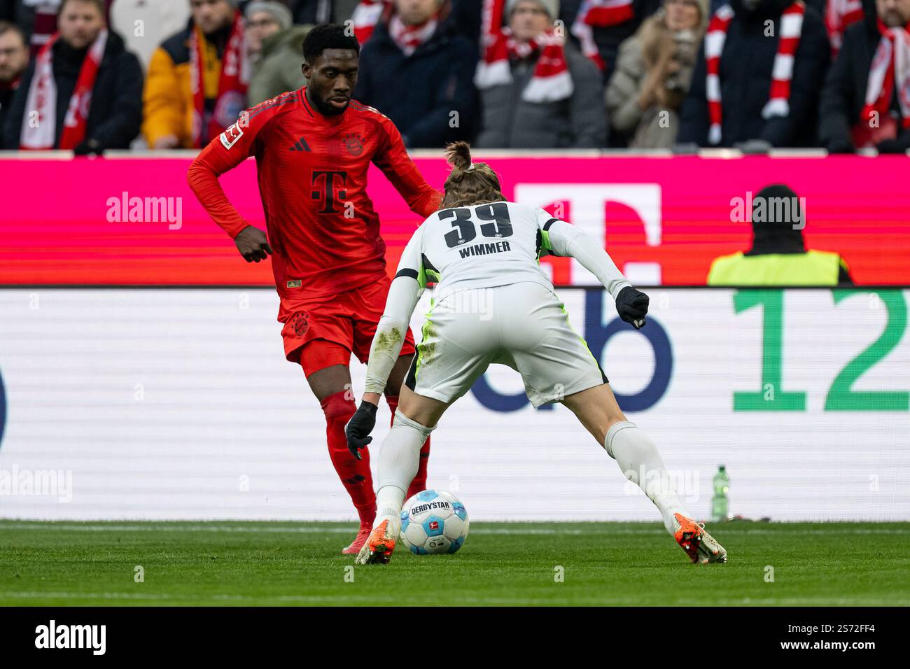 Kampf um den Ball / Zweikampf zwischen Alphonso Davies (FC Bayern ...