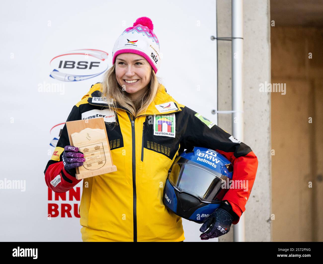 Laura Nolte (Deutschland) jubelt auf dem Podium bei der Siegerehrung ...