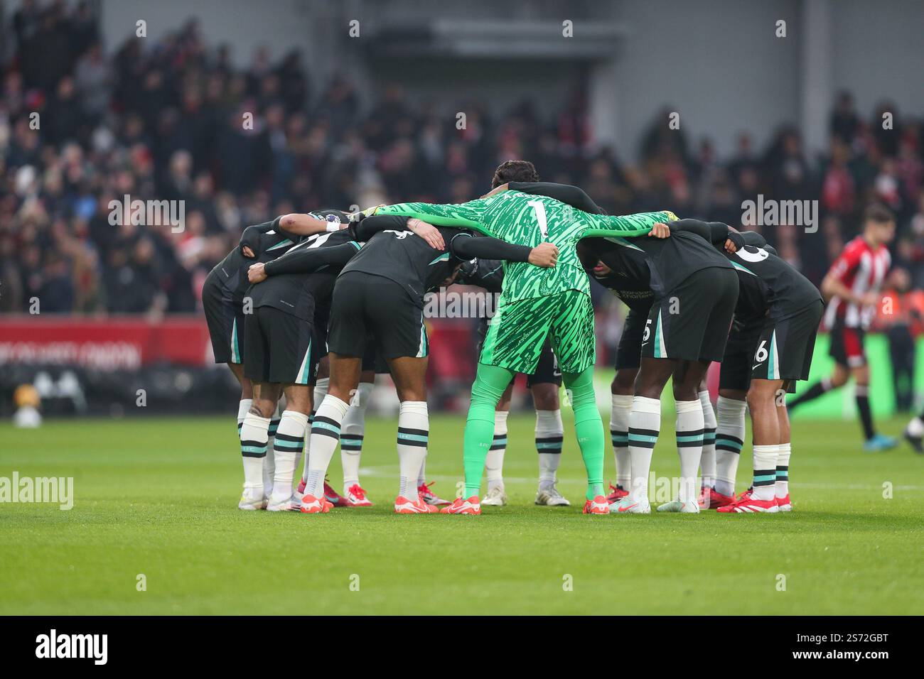 Liverpool team huddle during the Brentford FC v Liverpool FC English ...