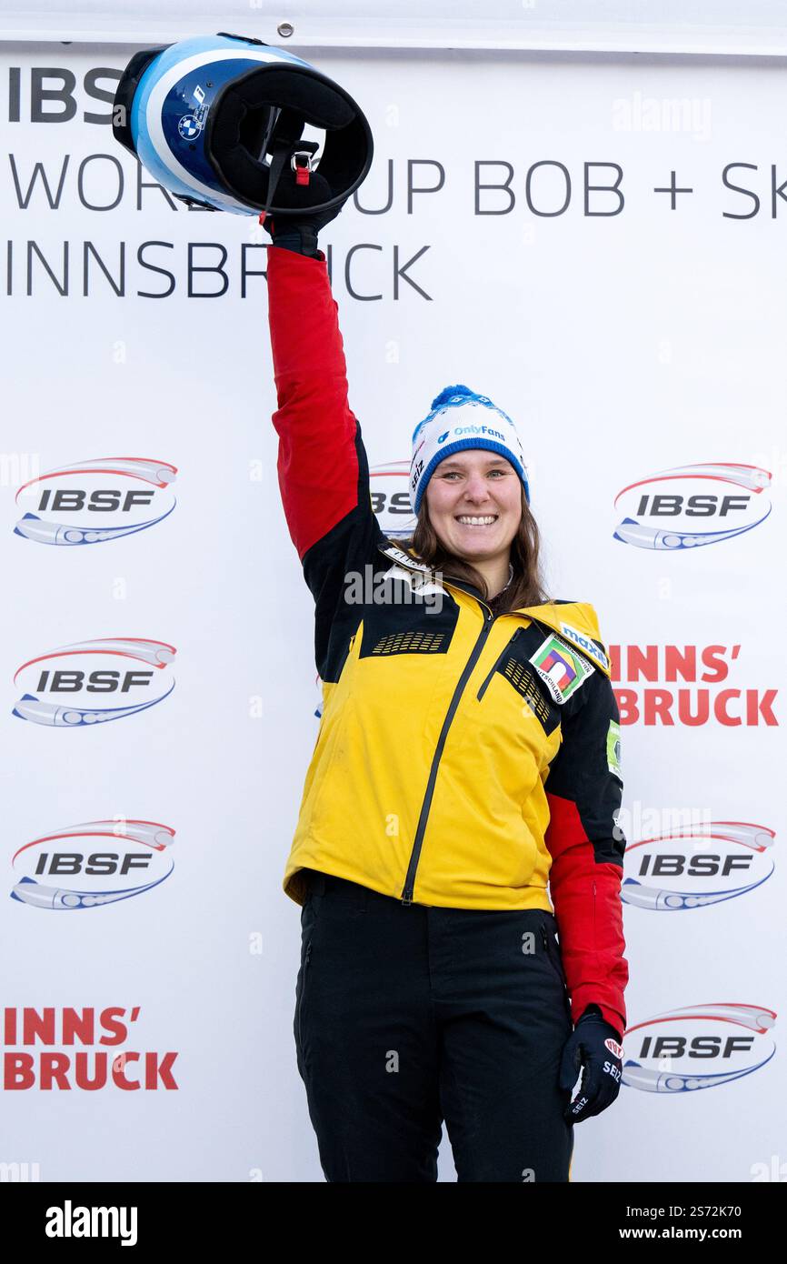 Lisa Buckwitz (Deutschland) jubelt auf dem Podium bei der Siegerehrung ...