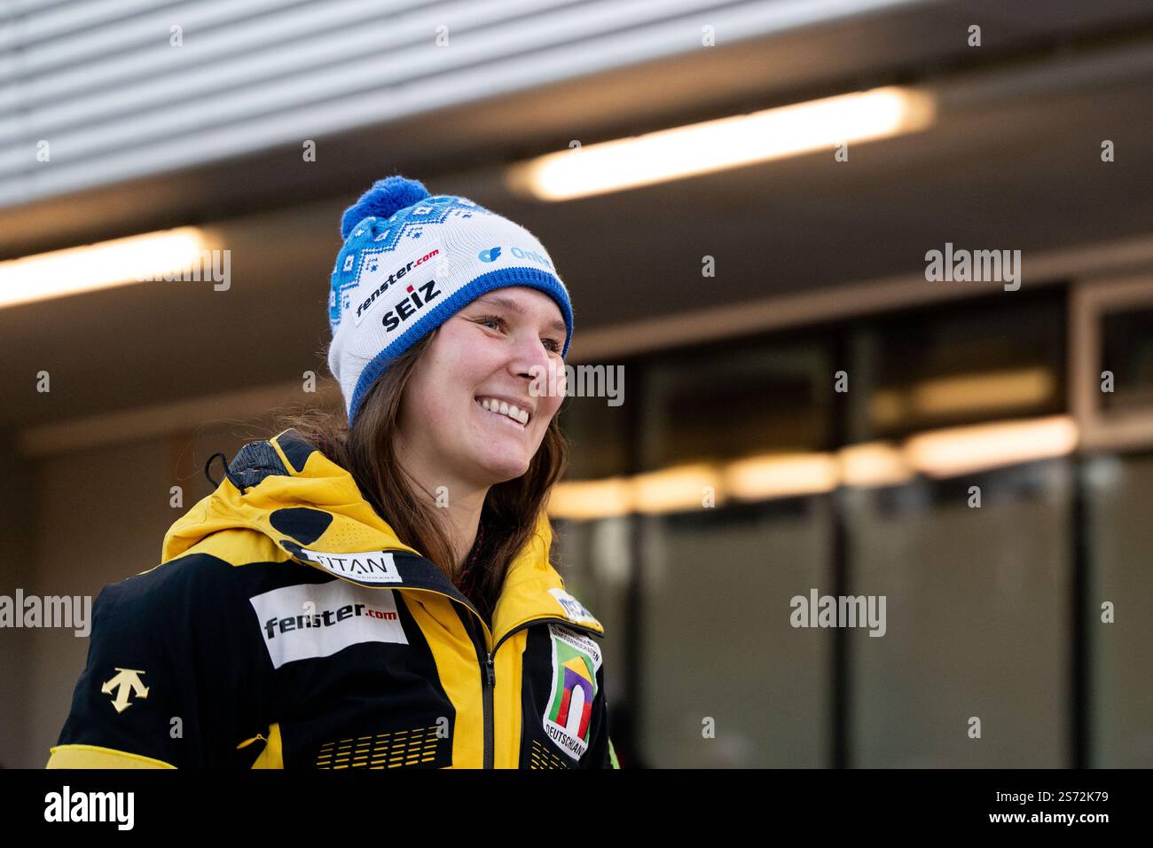 Lisa Buckwitz (Deutschland) jubelt auf dem Podium bei der Siegerehrung ...