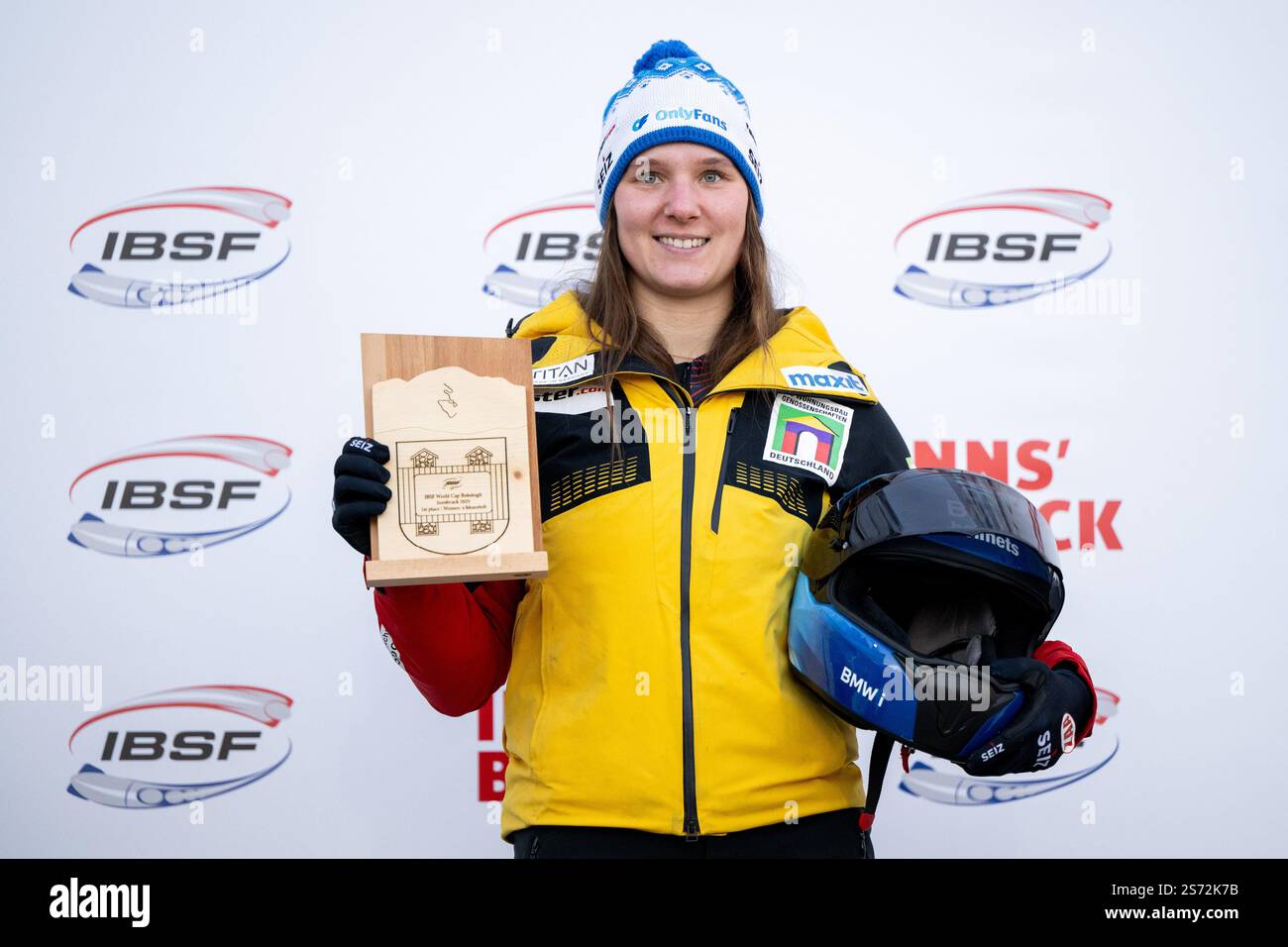 Lisa Buckwitz (Deutschland) jubelt auf dem Podium bei der Siegerehrung ...