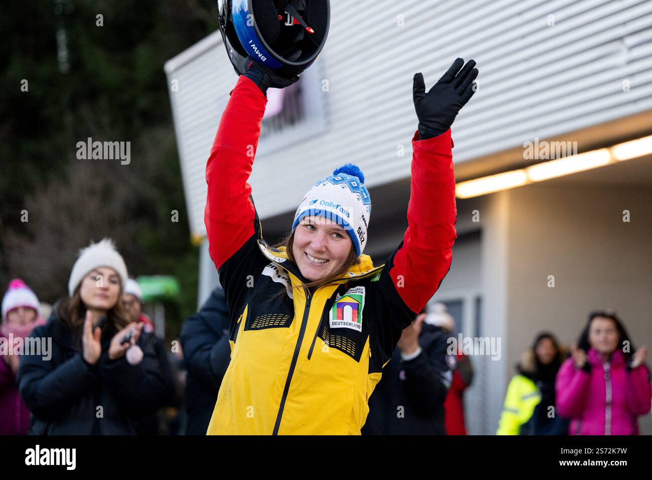 Lisa Buckwitz (Deutschland) jubelt auf dem Podium bei der Siegerehrung ...