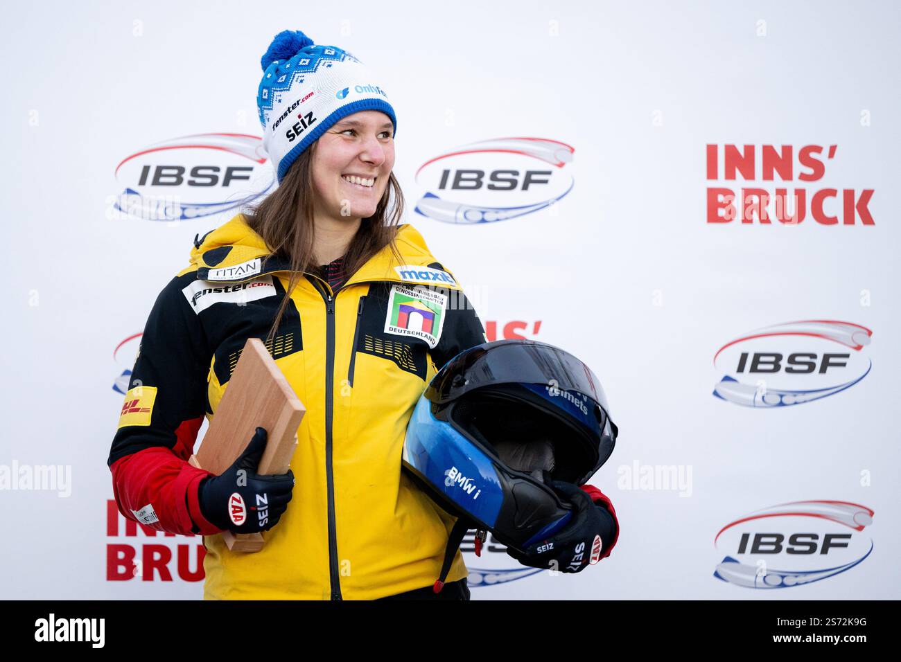Lisa Buckwitz (Deutschland) jubelt auf dem Podium bei der Siegerehrung ...