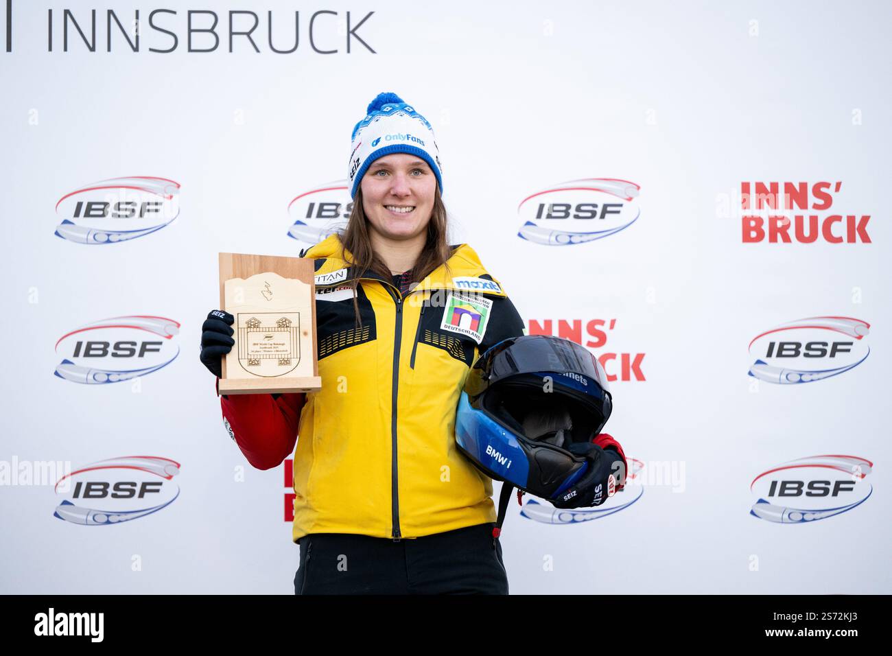 Lisa Buckwitz (Deutschland) jubelt auf dem Podium bei der Siegerehrung ...