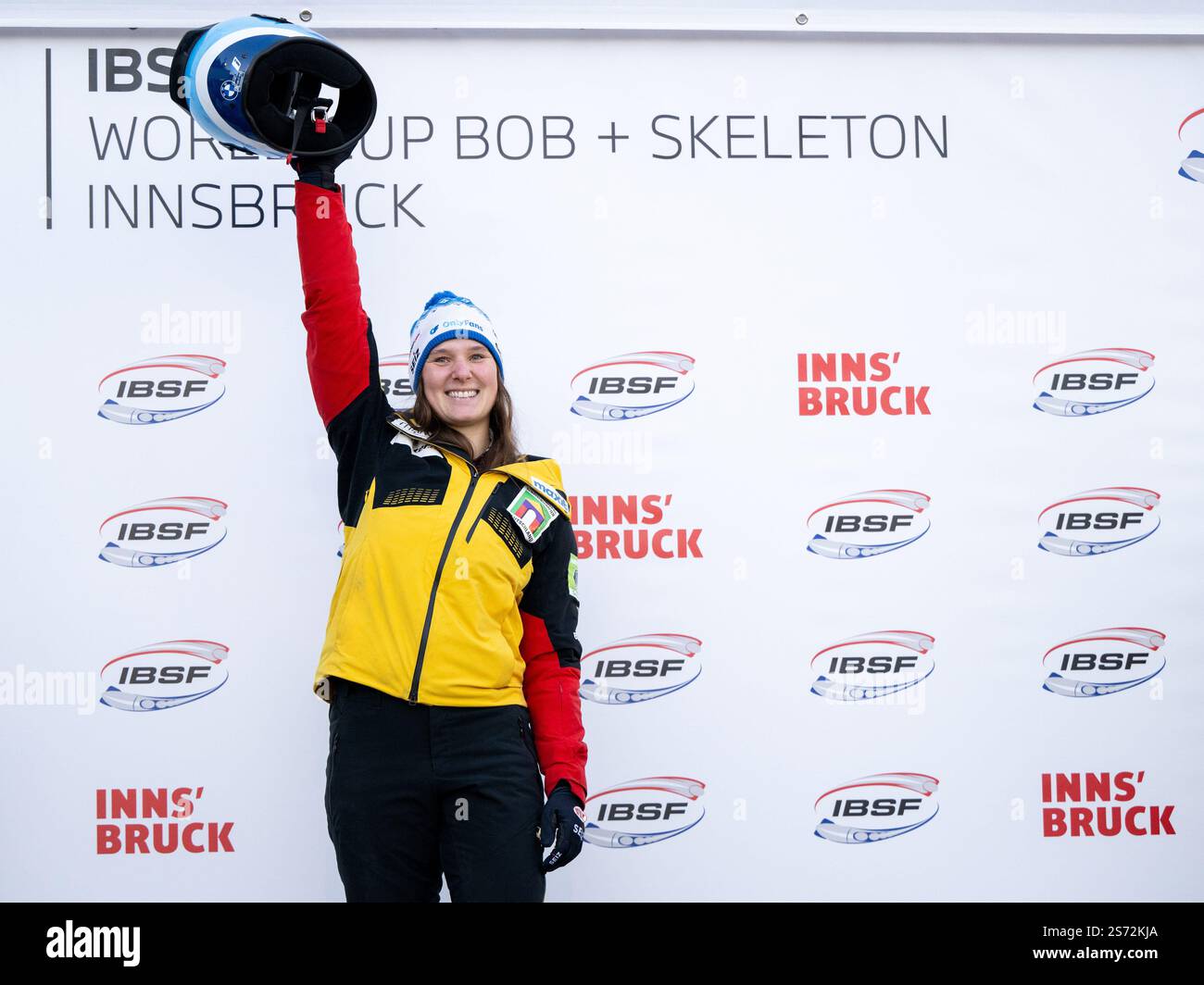 Lisa Buckwitz (Deutschland) jubelt auf dem Podium bei der Siegerehrung ...