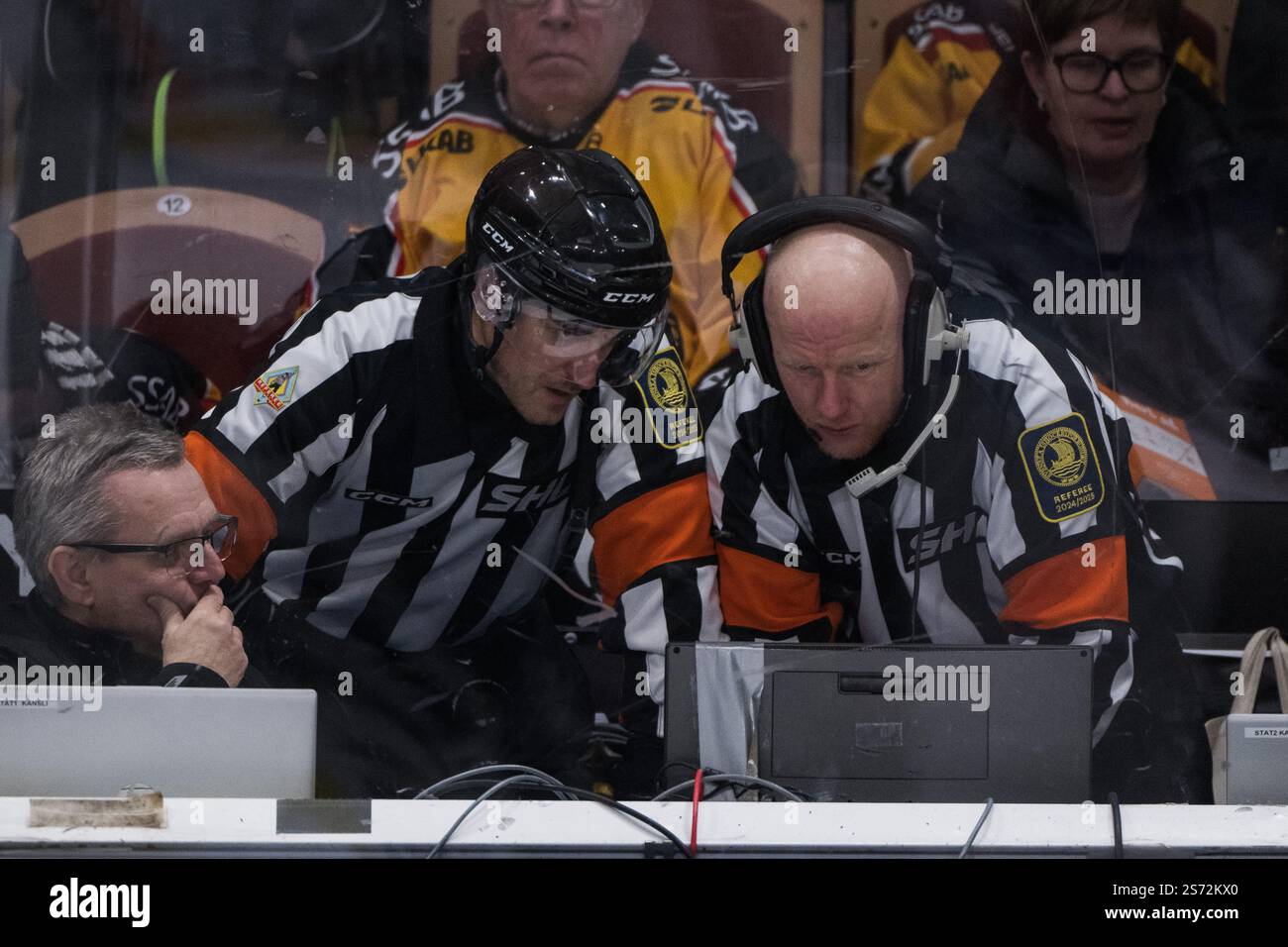 250118 Videogranskning under ishockeymatchen i SHL mellan Luleå och Växjö den 18 januari 2025 i ...