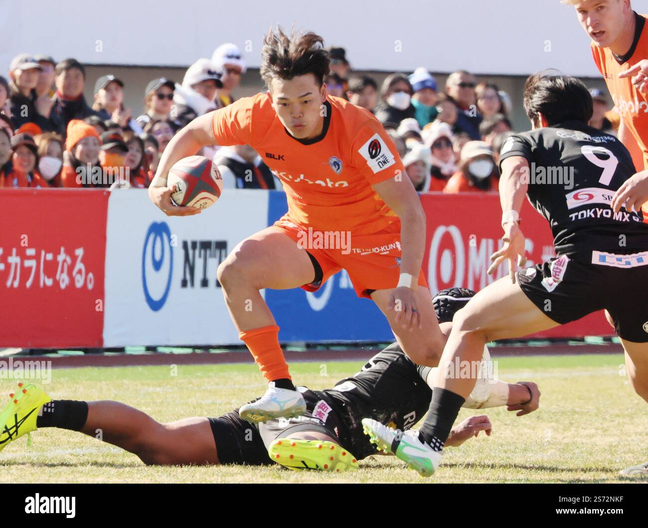 Tokyo, Japan. 18th Jan, 2025. Kubota Spears Funabashi Tokyo-bay center Yuya Hirose carries the ...