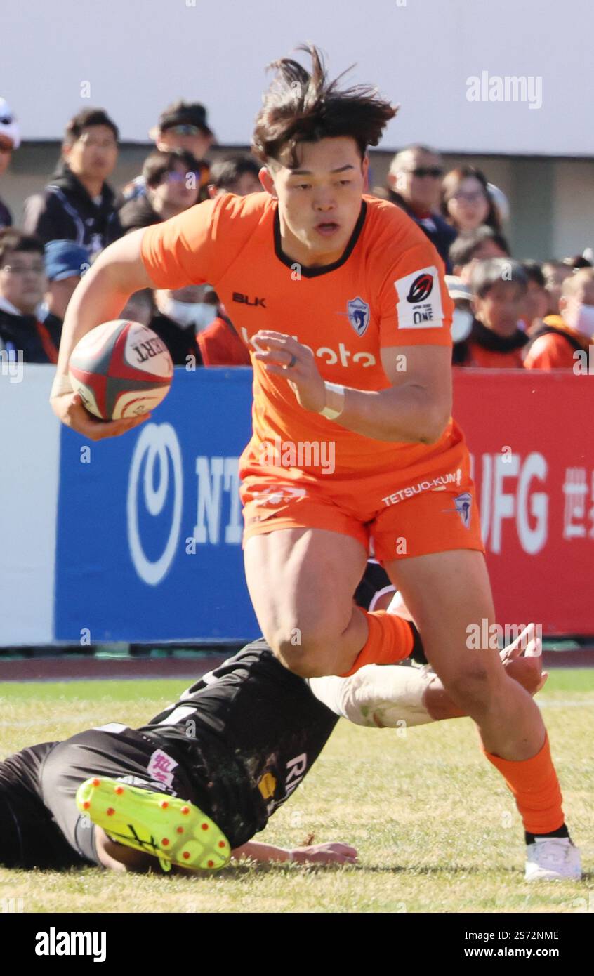 Tokyo, Japan. 18th Jan, 2025. Kubota Spears Funabashi Tokyo-bay center Yuya Hirose carries the ...