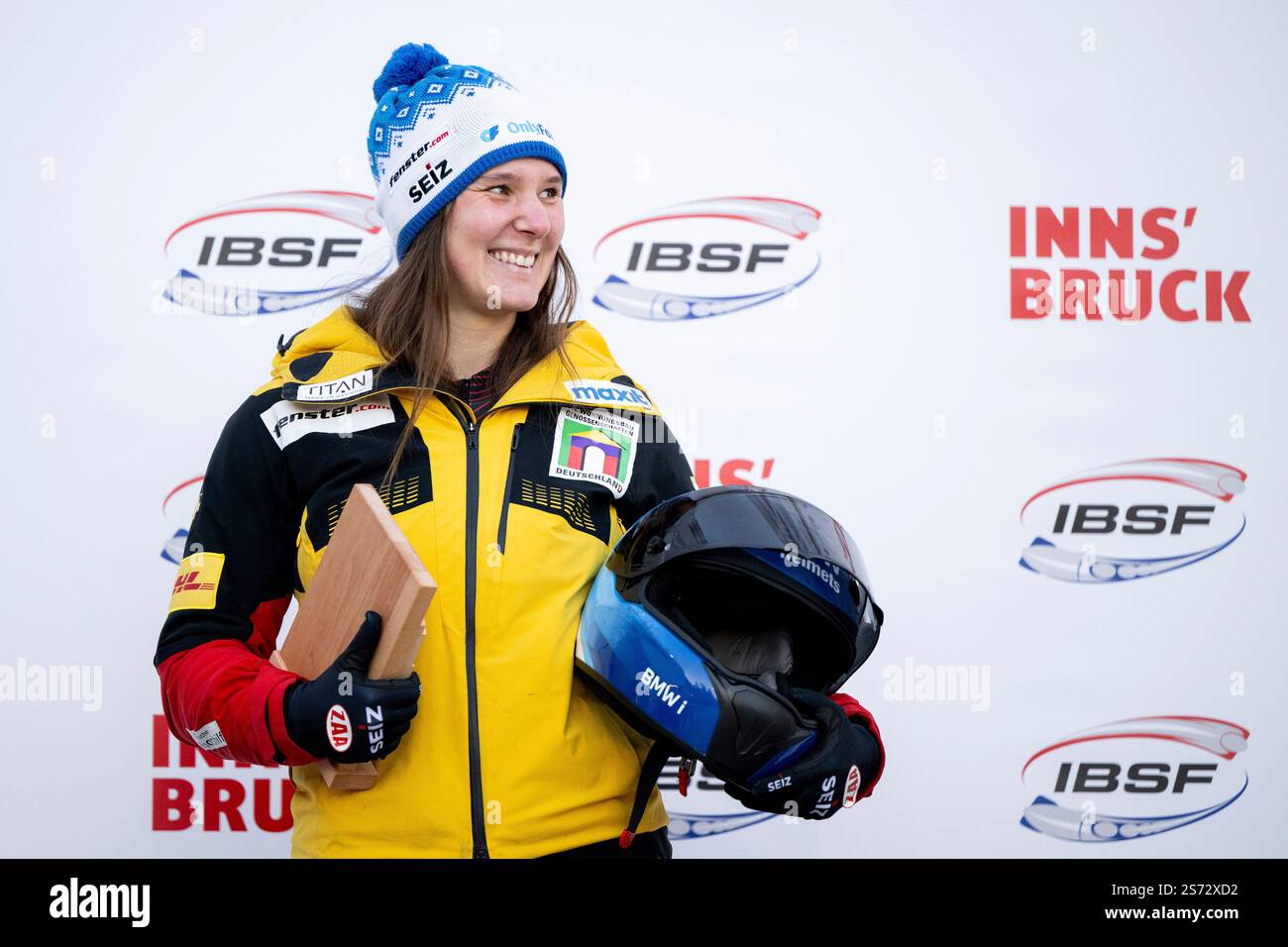 Lisa Buckwitz (Deutschland) jubelt auf dem Podium bei der Siegerehrung ...