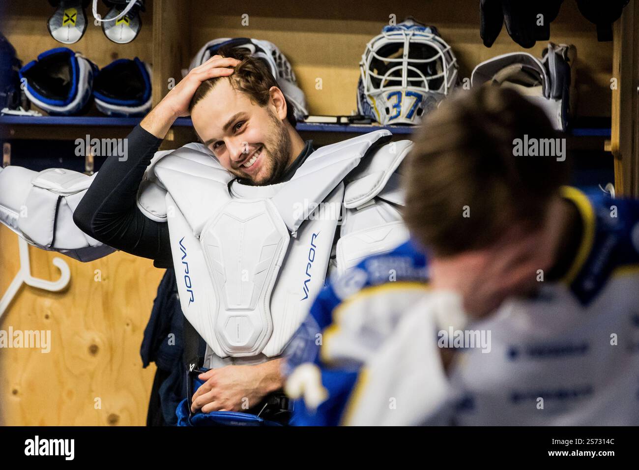 Leksand, Sverige. 18th Jan, 2025. 250118 Leksands målvakt Jakob Hellsten inför ishockeymatchen i ...
