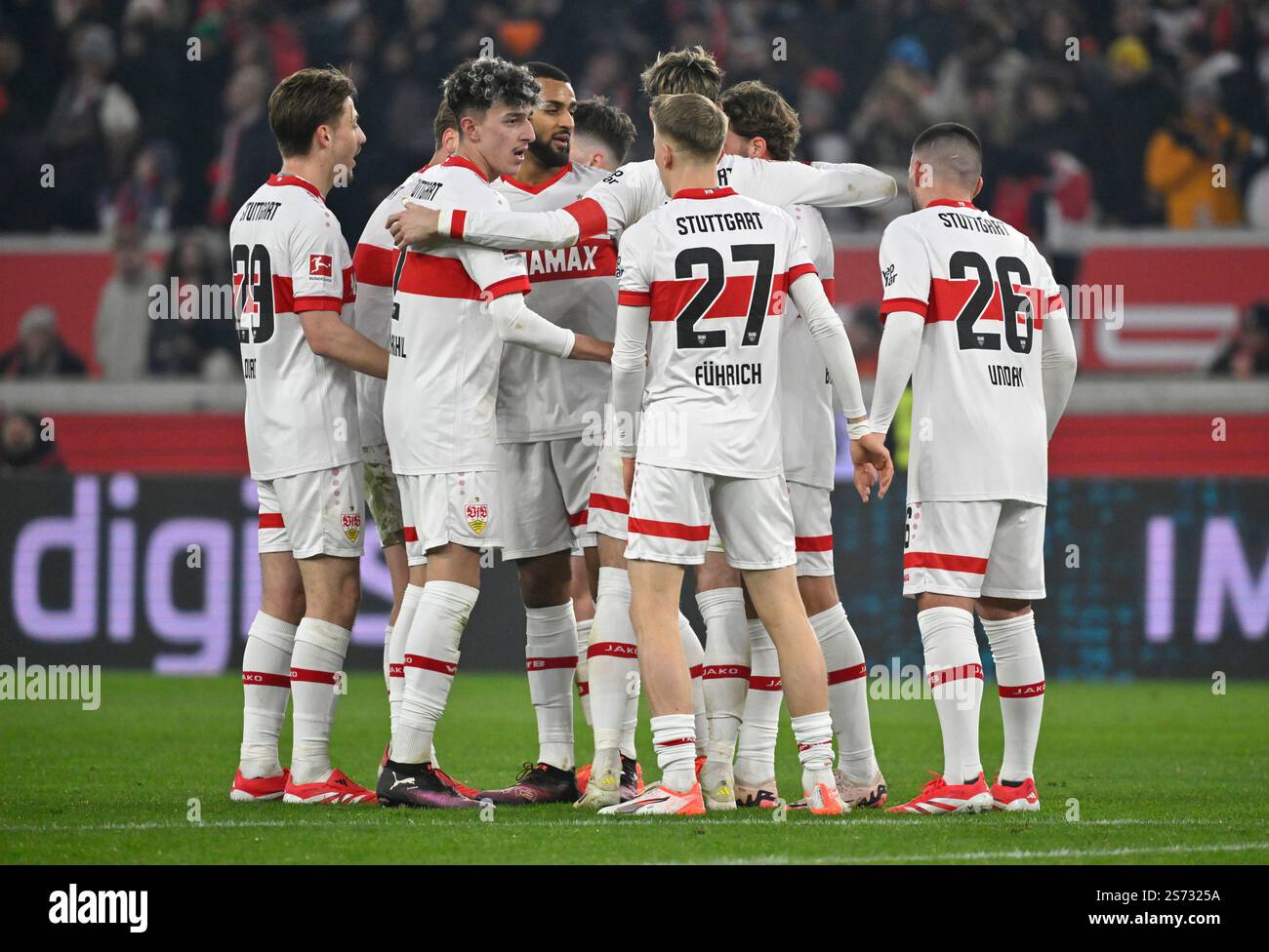 TOR zum 4:0 Deniz Undav VfB Stuttgart (26) Torjubel Jacob Bruun Larsen VfB Stuttgart (25) Chris ...