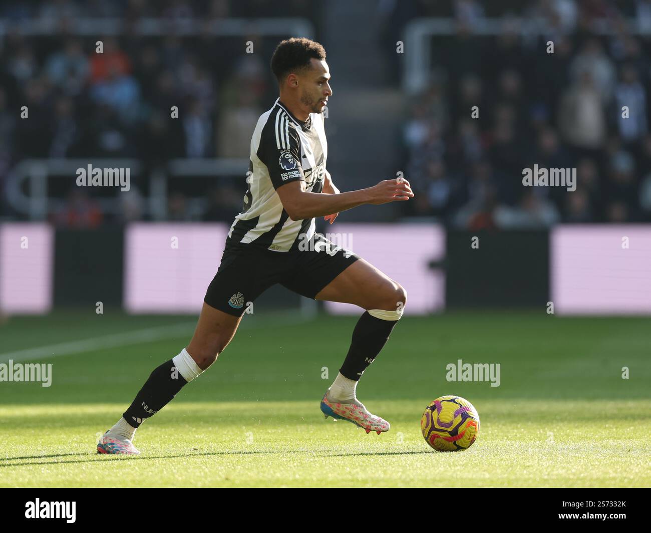 Newcastle Upon Tyne, UK. 18th Jan, 2025. Jacob Murphy of Newcastle ...