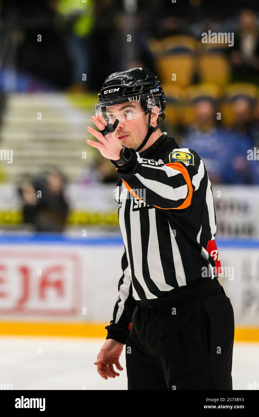 250118 Domare Filip Eriksson under ishockeymatchen i SHL mellan HV71 ...