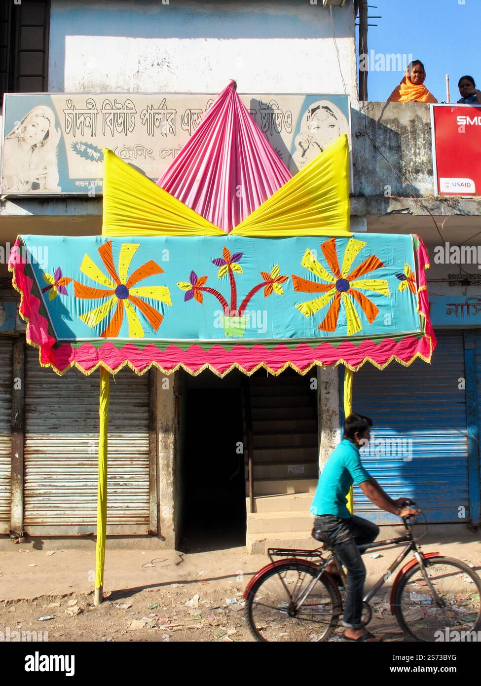 Street in old dhaka bangladesh hi-res stock photography and images - Alamy