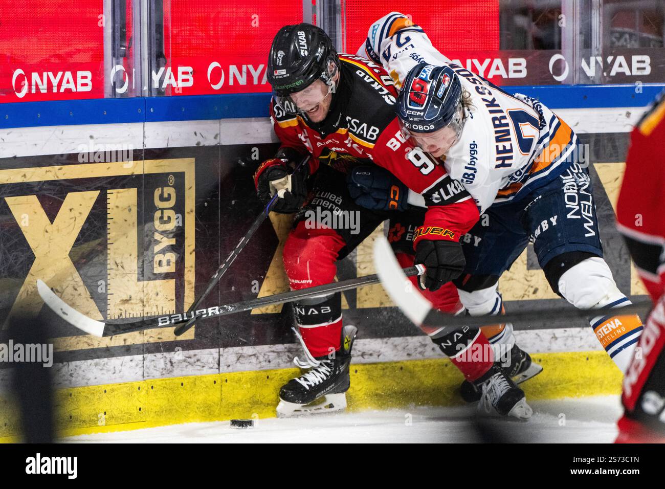 250118 Luleås Brian O'neil och Växjös Karl Henriksson under ...