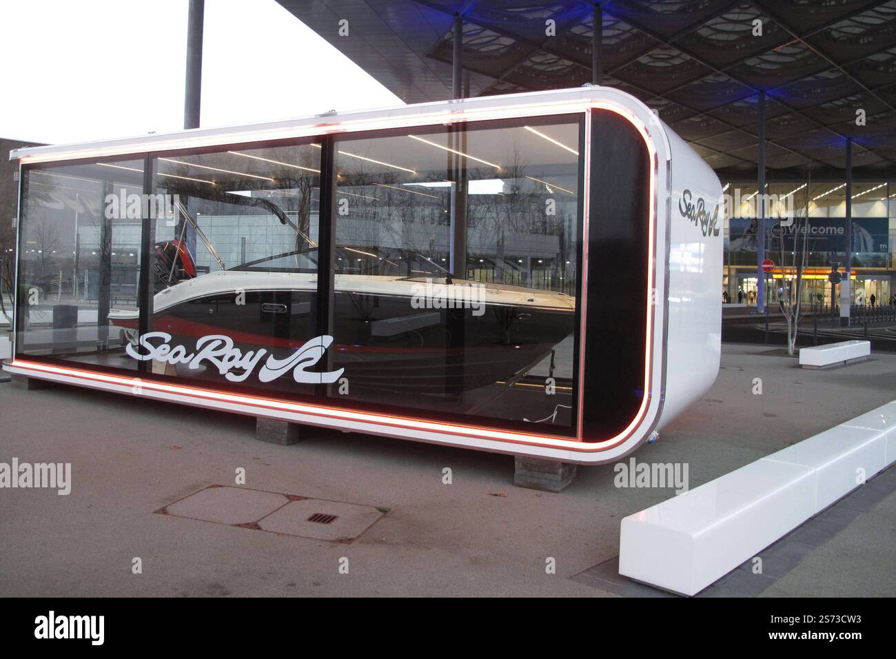 Motorboot Sea Ray SPX 190 in einer Vitrine vor dem Eingang zur Messe ...