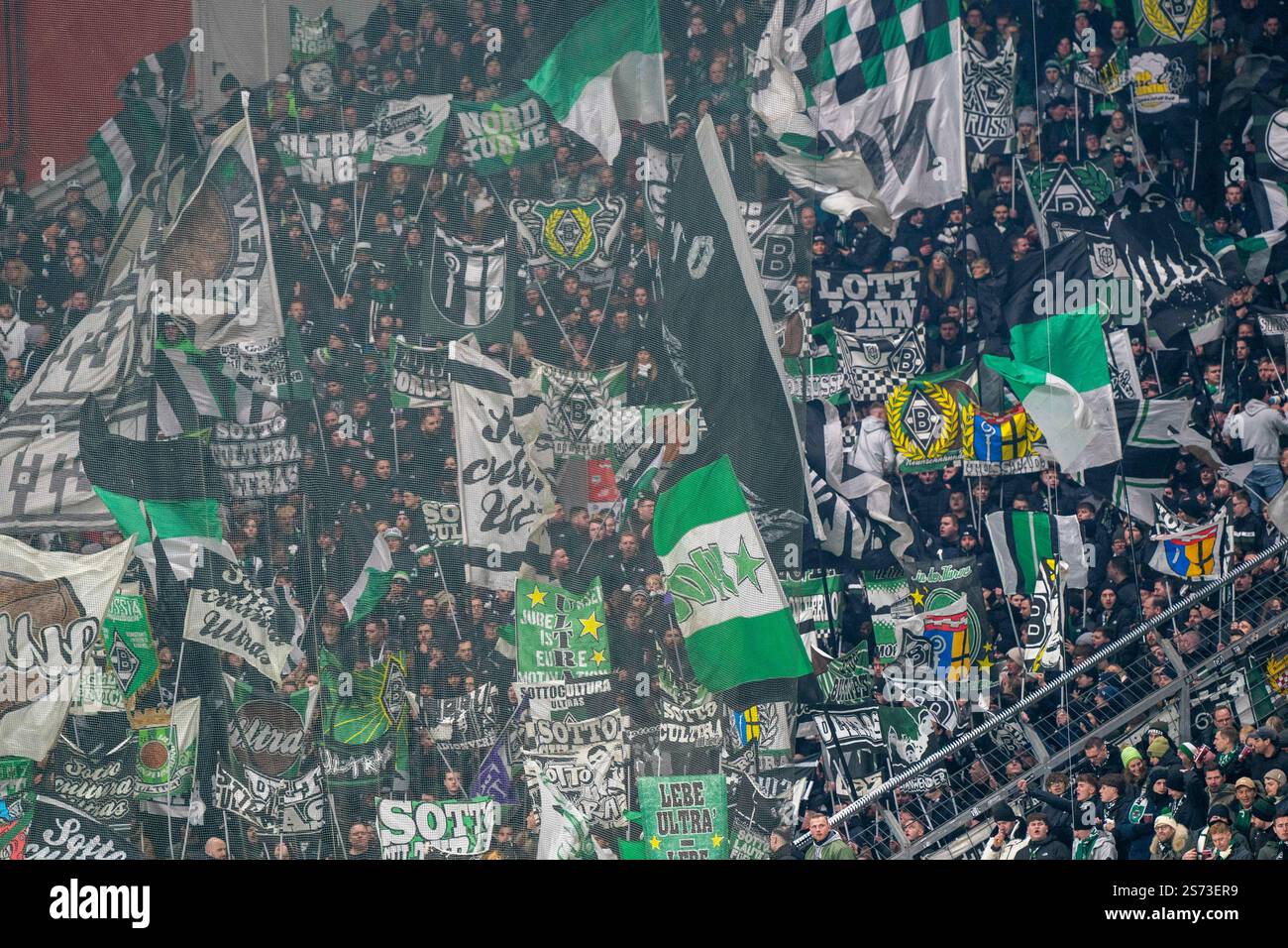 Leverkusen, Deutschland. 18th Jan, 2025. Gästefans aus Mönchengladbach feuern ihre Mannschaft an ...