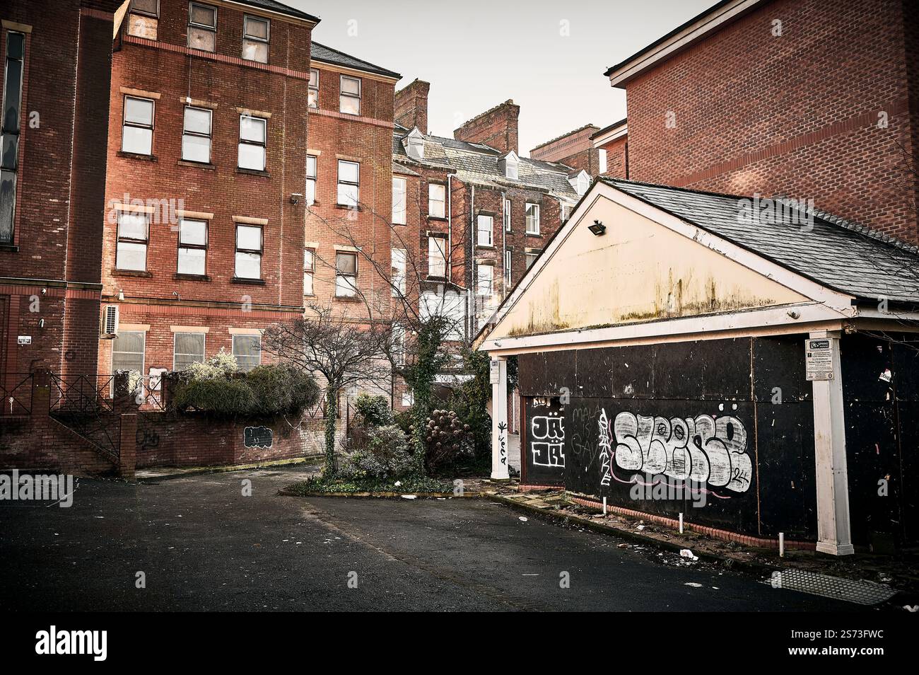 Abandoned office block in Preston Stock Photo - Alamy