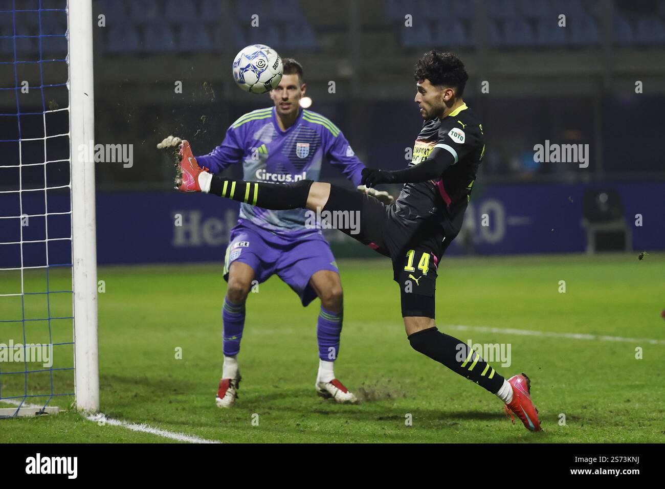 ZWOLLE - (l-r) PEC Zwolle goalkeeper Mike Hauptmeijer, Ricardo Pepi of ...
