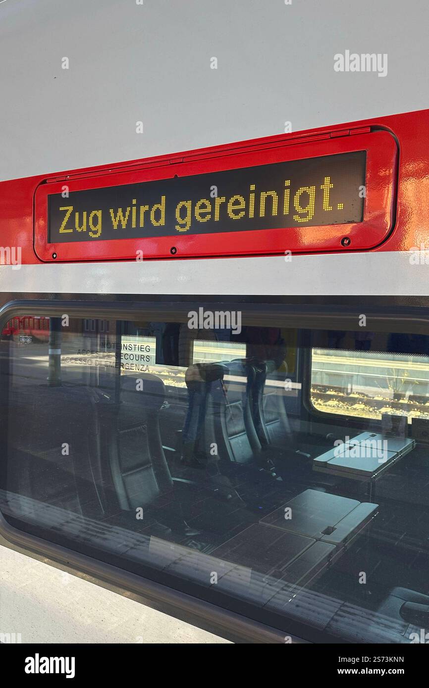 12.01.2025, Warnemuende, Mecklenburg-Vorpommern, GER - Anzeige Zug wird ...