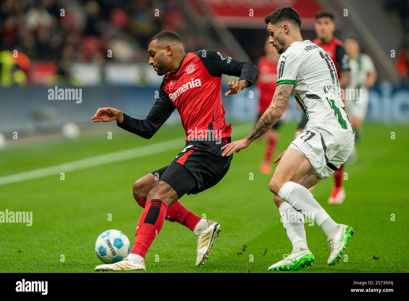 Leverkusen, Deutschland. 18th Jan, 2025. Jonathan Tah (Bayer 04 Leverkusen, #4) im Zweikampf mit ...