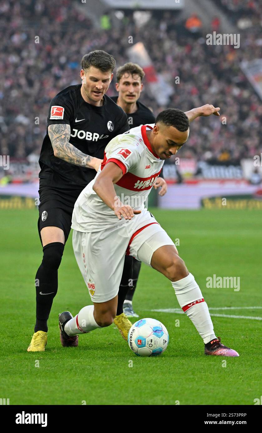 Zweikampf, Aktion Lukas Kuebler SC Freiburg SCF (17) gegen Jamie ...