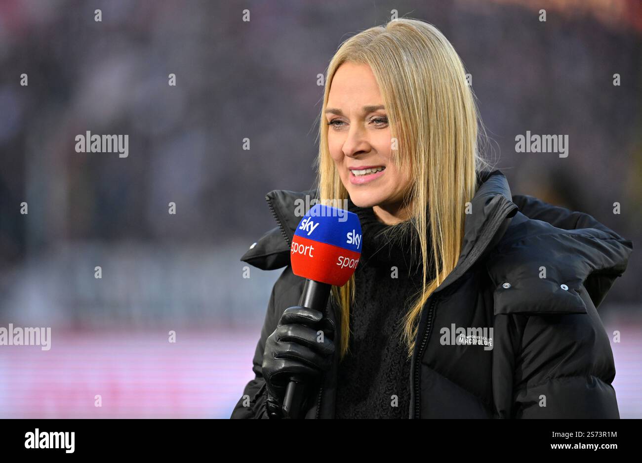 vor Spielbeginn: SKY Moderatorin Reporterin Britta Hofmann im Interview ...