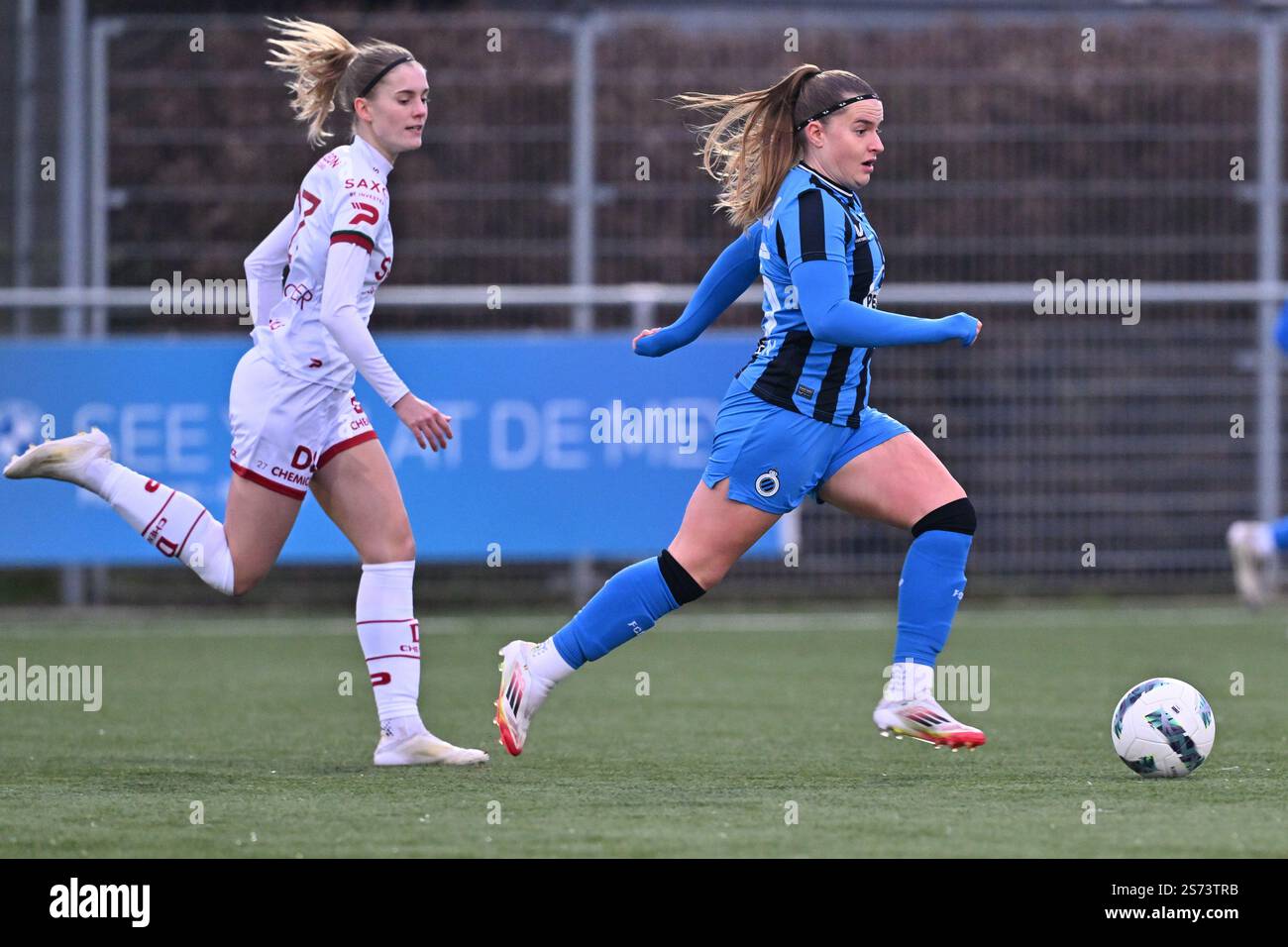 Aalter, Belgium. 18th Jan, 2025. Marith Decabooter (27) of Zulte-Waregem defending on Davinia ...
