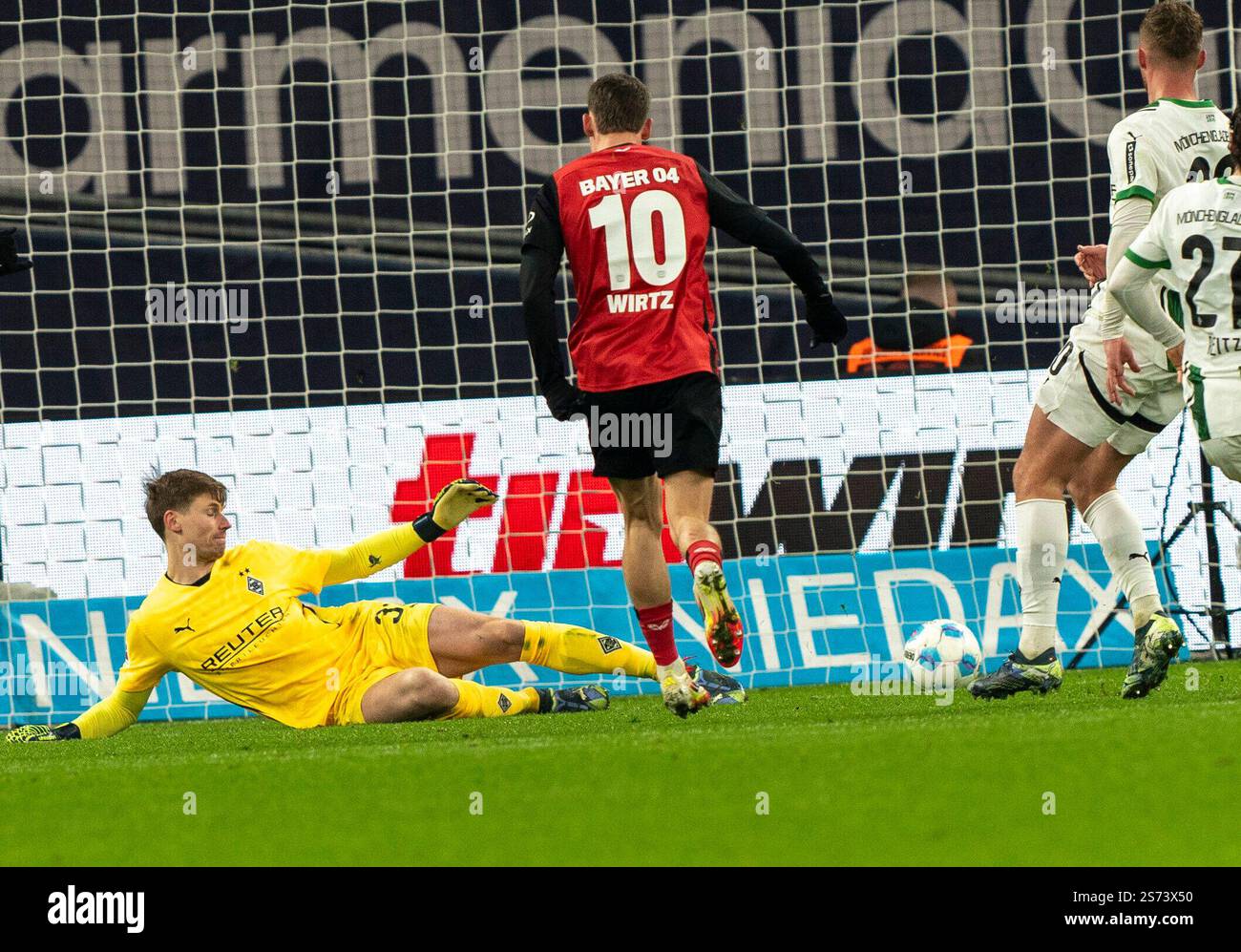 Leverkusen, Deutschland. 18th Jan, 2025. Florian Wirtz (Bayer 04 Leverkusen, #10) trifft gegen ...