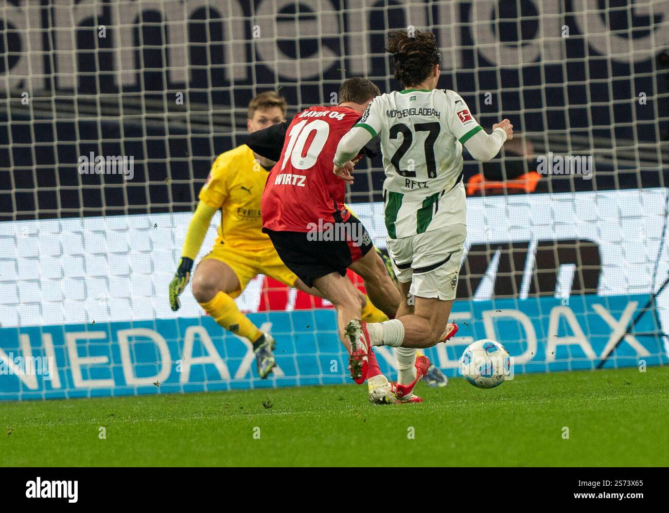 Leverkusen, Deutschland. 18th Jan, 2025. Florian Wirtz (Bayer 04 Leverkusen, #10) trifft gegen ...