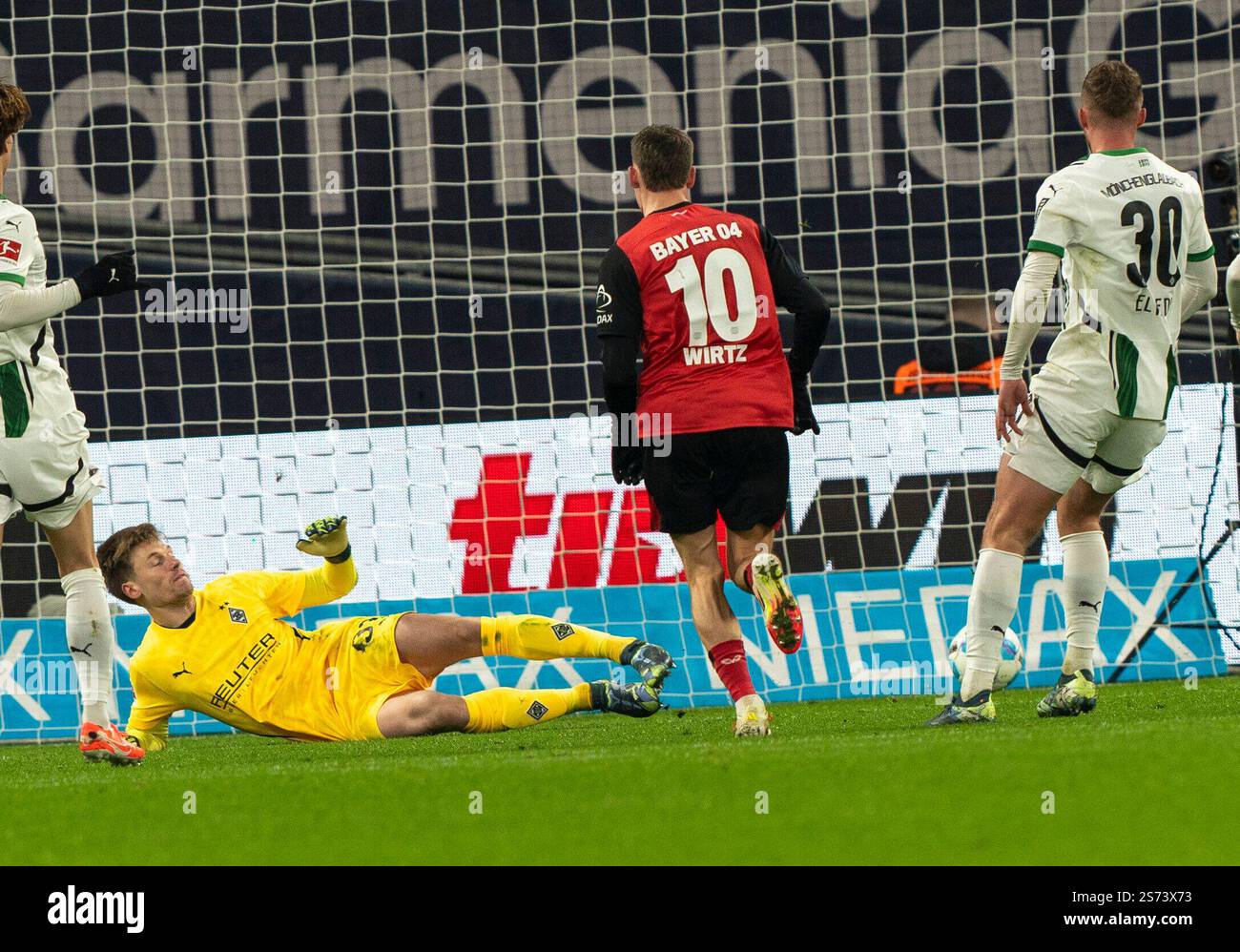 Leverkusen, Deutschland. 18th Jan, 2025. Florian Wirtz (Bayer 04 Leverkusen, #10) trifft gegen ...
