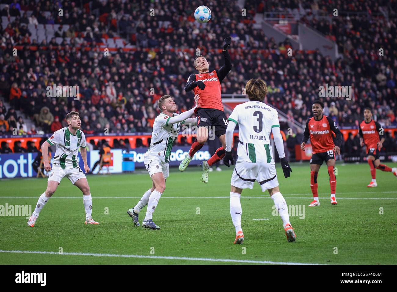 Leverkusen, Deutschland. 18th Jan, 2025. Nico Elvedi (Borussia M?nchengladbach #30) bedr?ngt ...