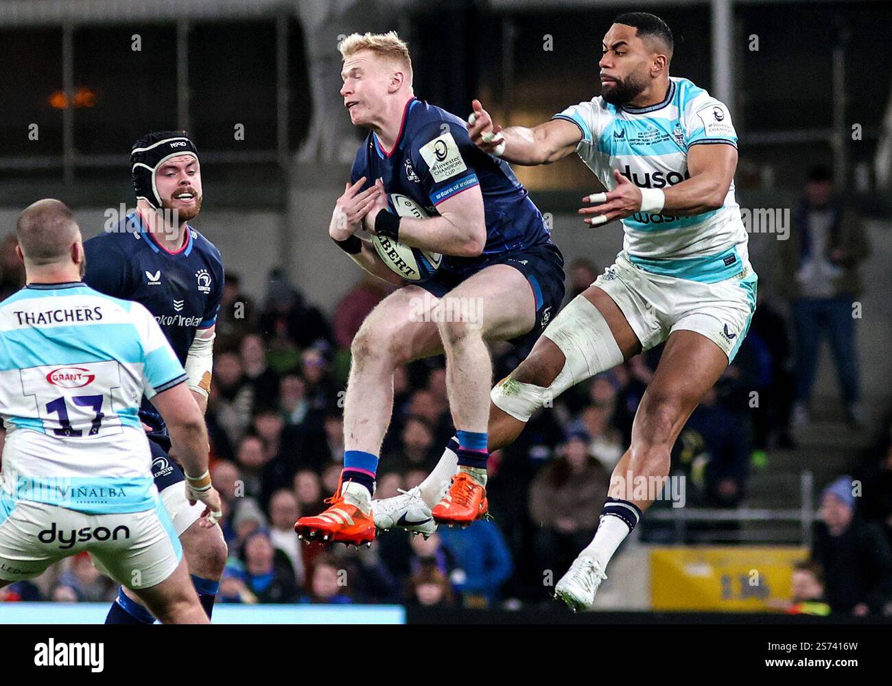 Leinster's Jamie Osborne and Bath's Joe Cokanasiga during the Investec ...