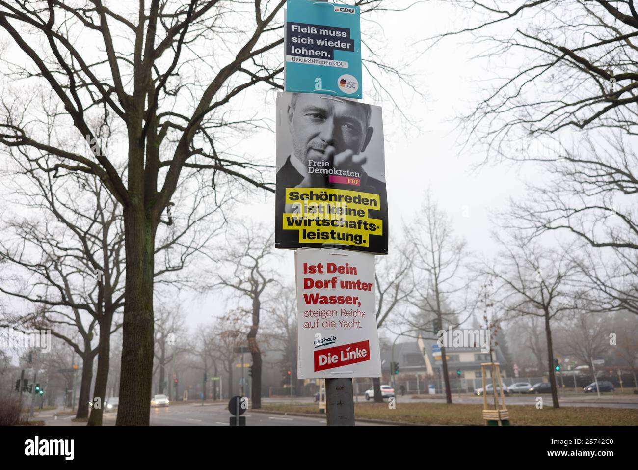 Wahlplakate in Berlin 2025 Berlin, Deutschland - 18. Januar 2025: Wahlplakate für die ...