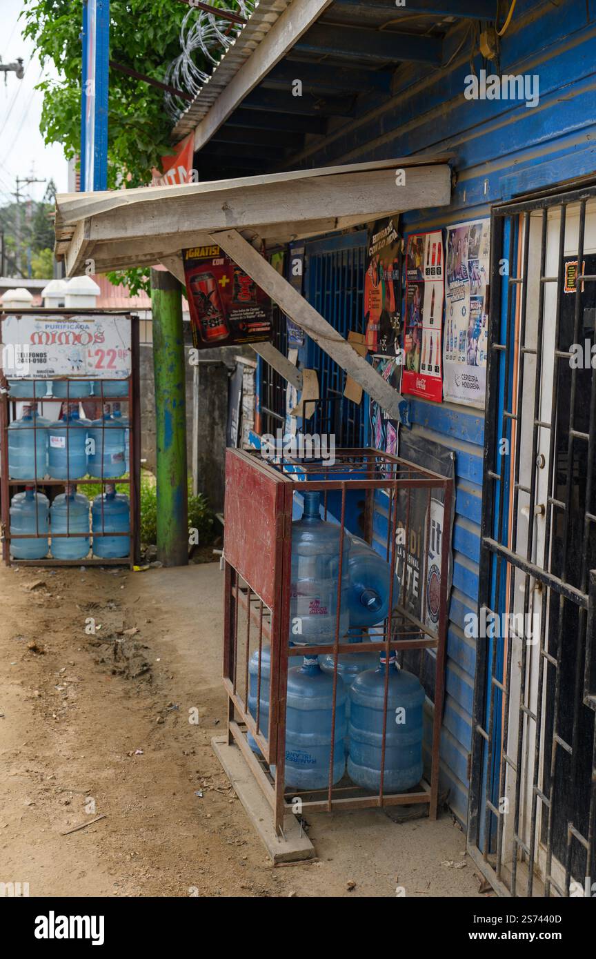 Roatan shop front hi-res stock photography and images - Alamy